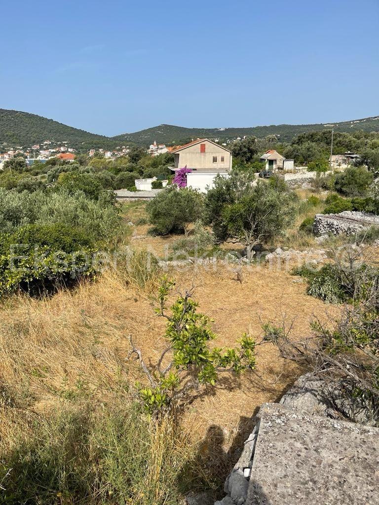 Vinišće,građevinsko zemljište 915m2 udaljeno 300m od mora i centra