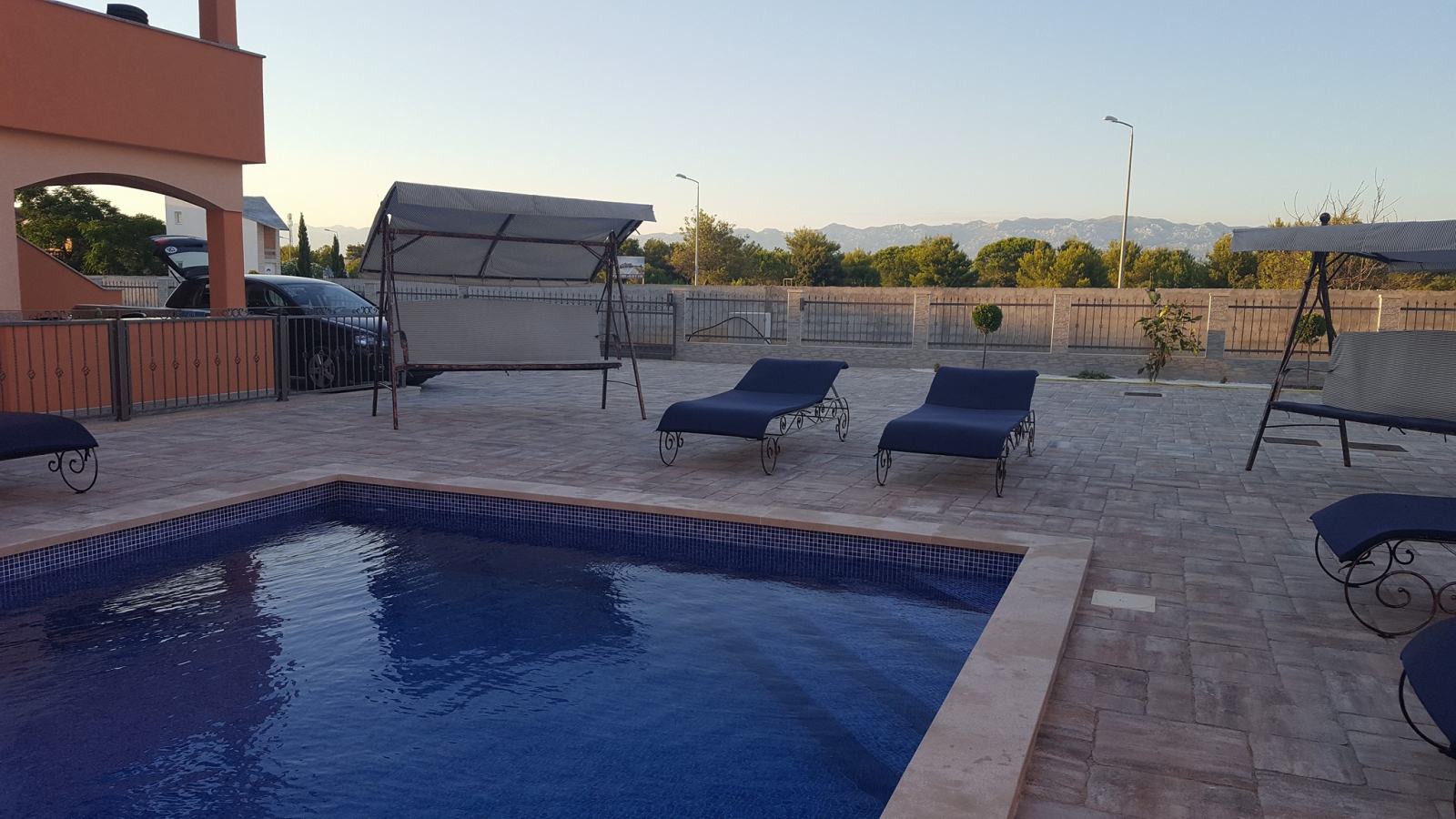 VIR-DVIJE VILLE SA 12 APARTMANA I BAZENOM !!! (prodaja)