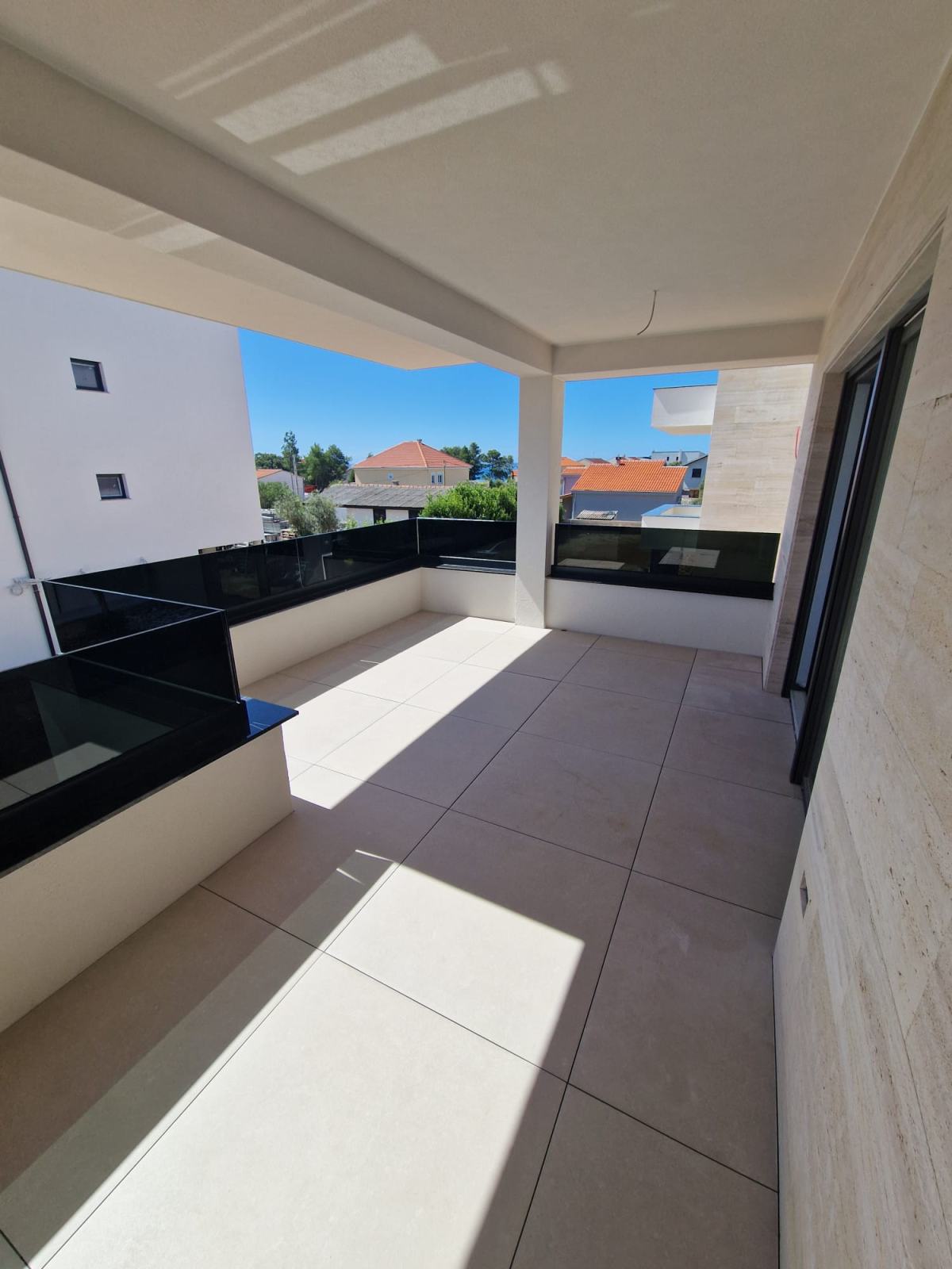 VIR, luksuzna novogradnja,prvi kat, 85m2+2VPM, 200m od mora (prodaja)