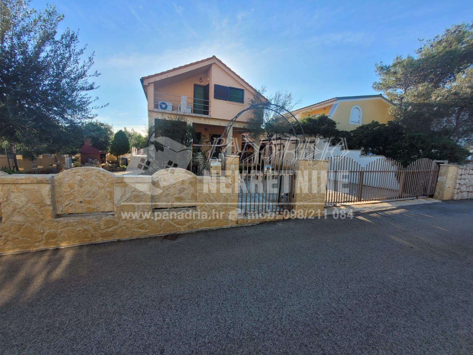 Vir, obiteljska kuća s prostranim dvorištem (prodaja)