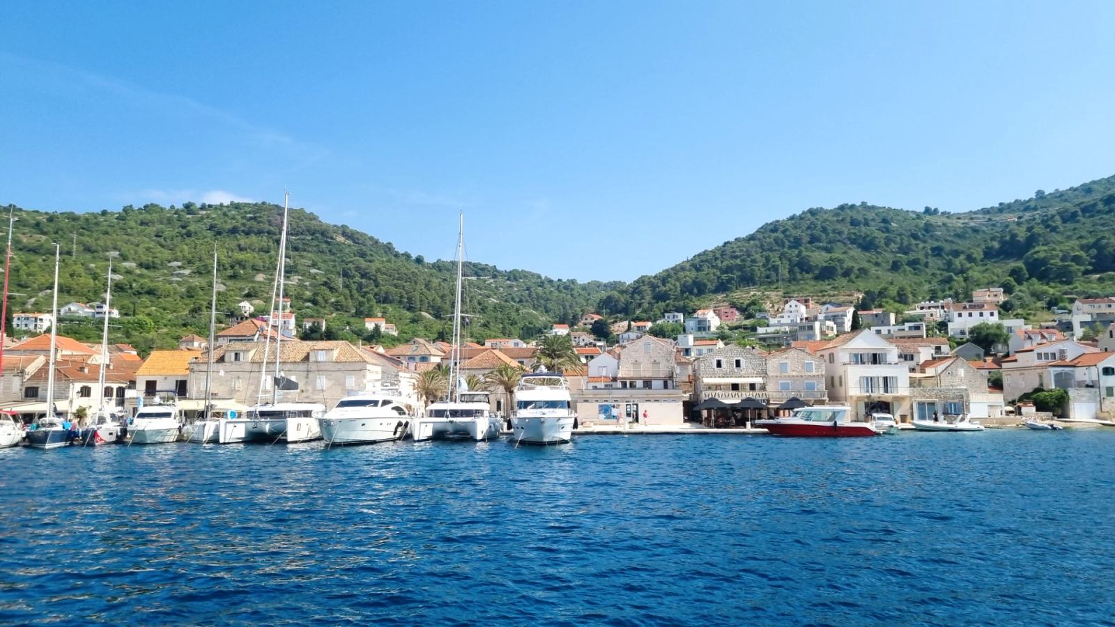 Vis, Kut - nedovršena kuća s mediteranskim vrtom, atraktivna lokacija ...