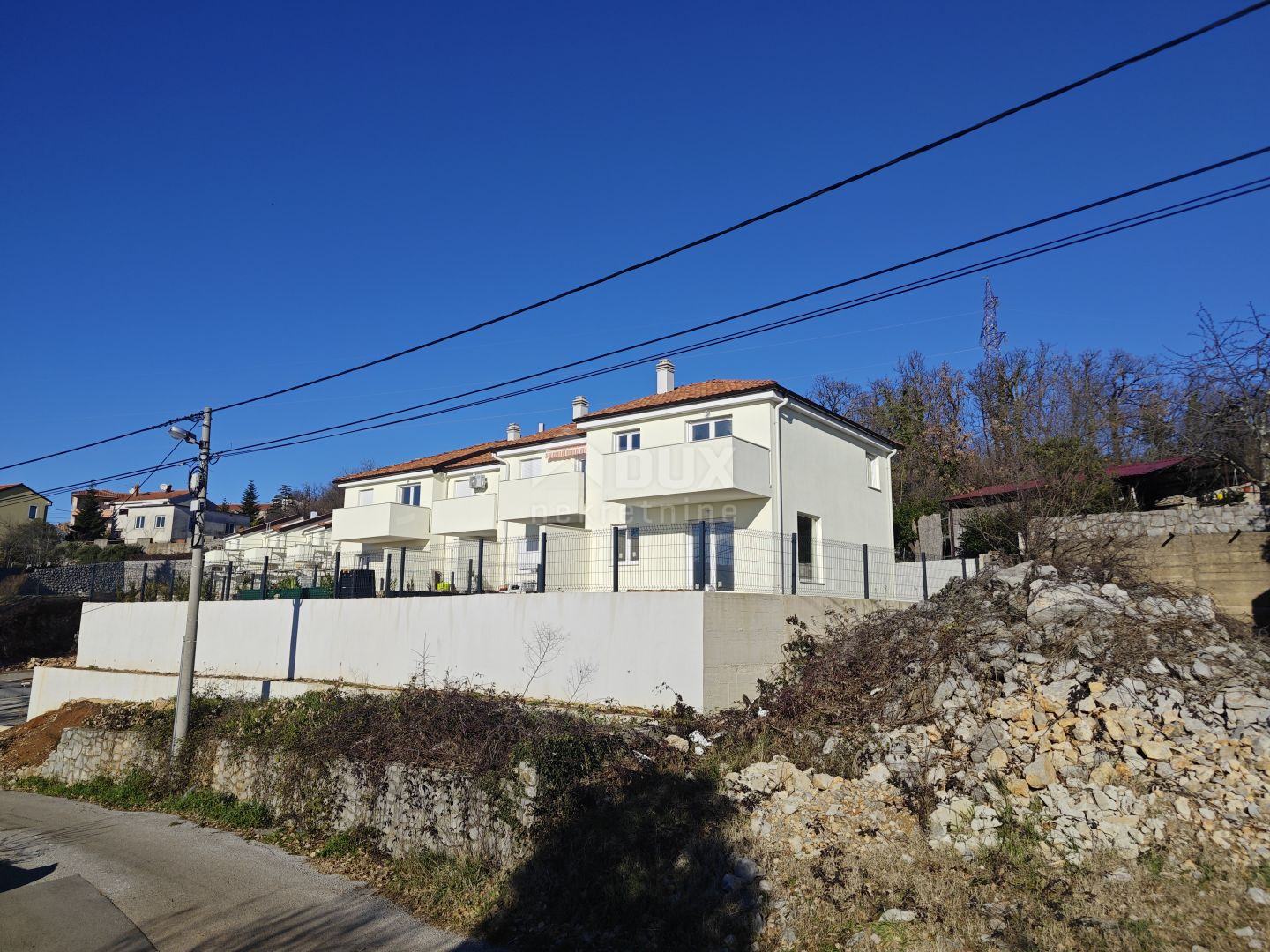 VIŠKOVO, MARINIĆI - Kuća u nizu, novogradnja, 92 m2, okućnica! (prodaja)