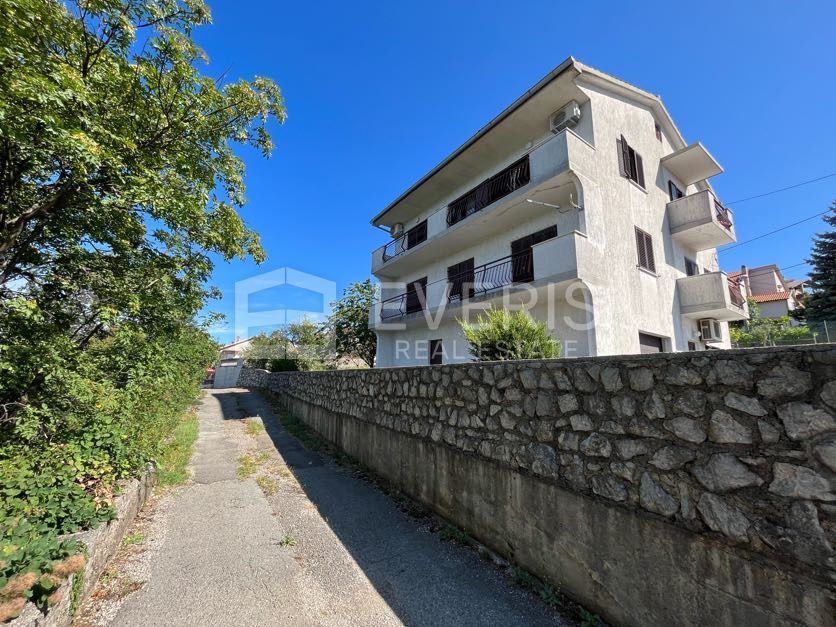 Viškovo, Marinići, kuća s tri stana i pogledom na more (prodaja)