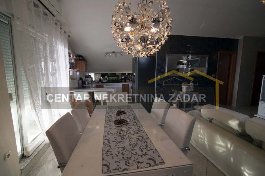 Višnjik - atraktivni trosobni stan s velikom terasom (prodaja)