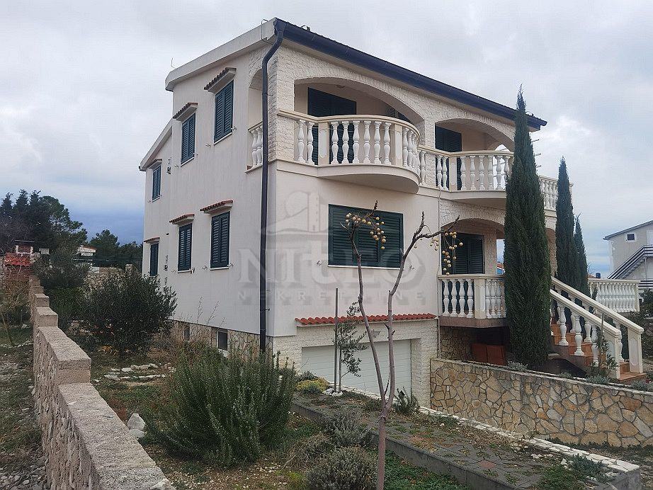Vlašići, kuća s 3 apartmana i velikom okućnicom, pogled na more (prodaja)