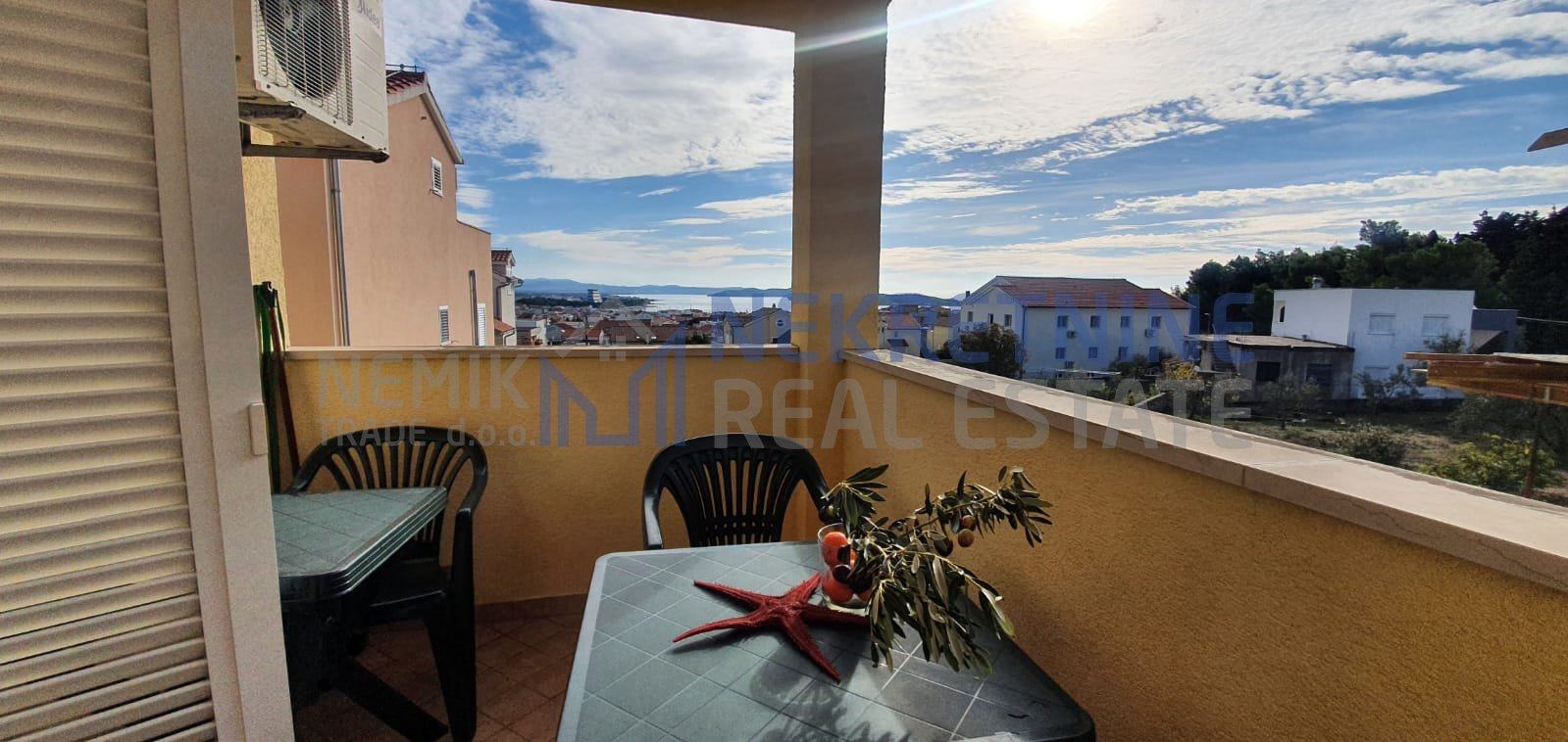 Vodice, dvosoban stan sa otvorenim pogledom (prodaja)