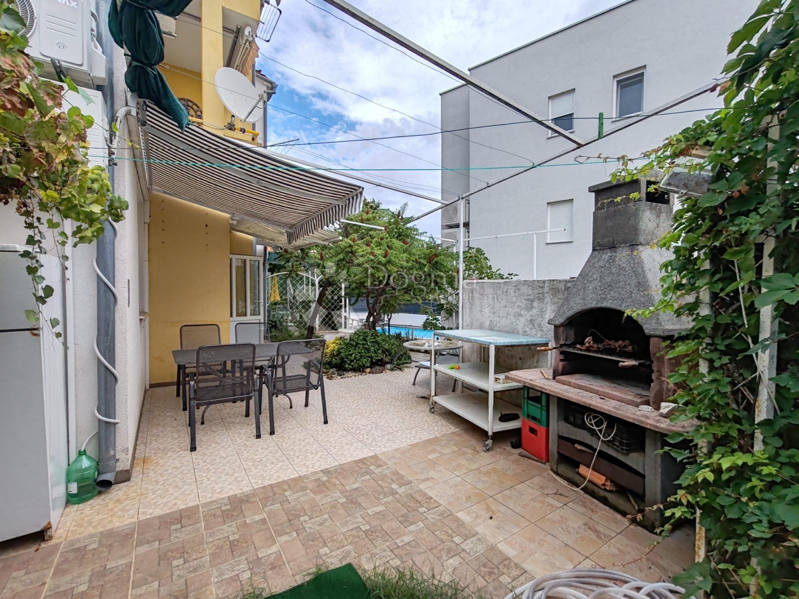 VODICE-SRIMA apartman 2.red od mora, privatni vrt+PM (prodaja)