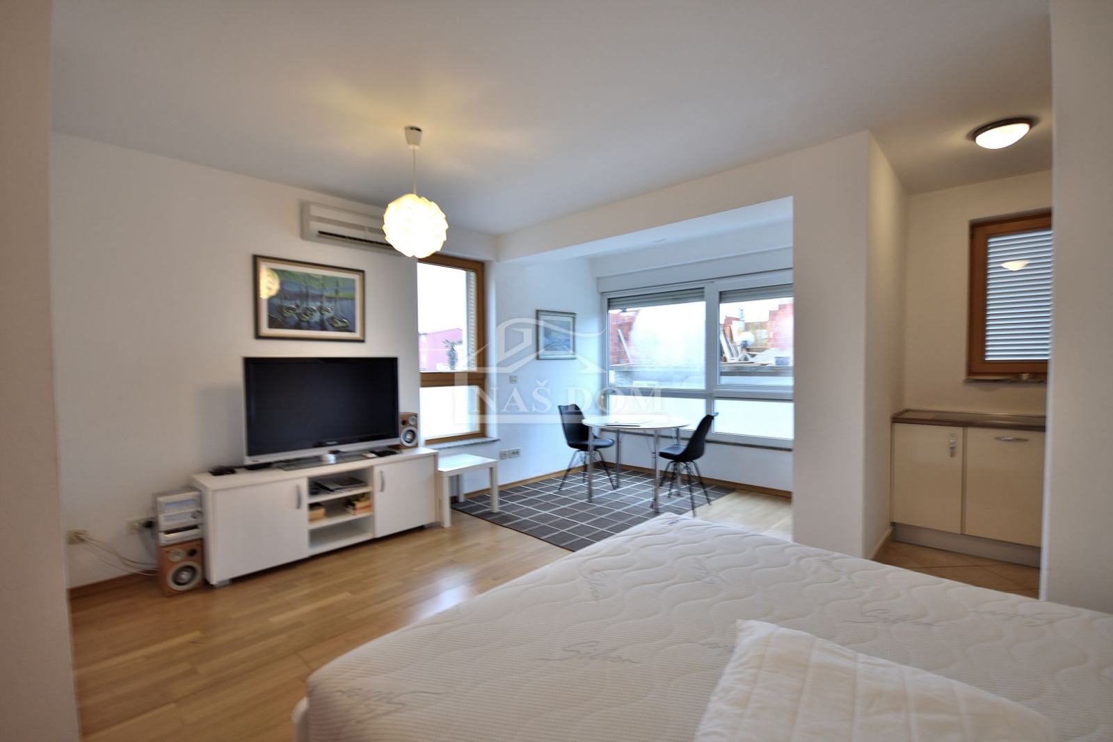 Vodice, Srima - studio apartman drugi red od mora (prodaja)