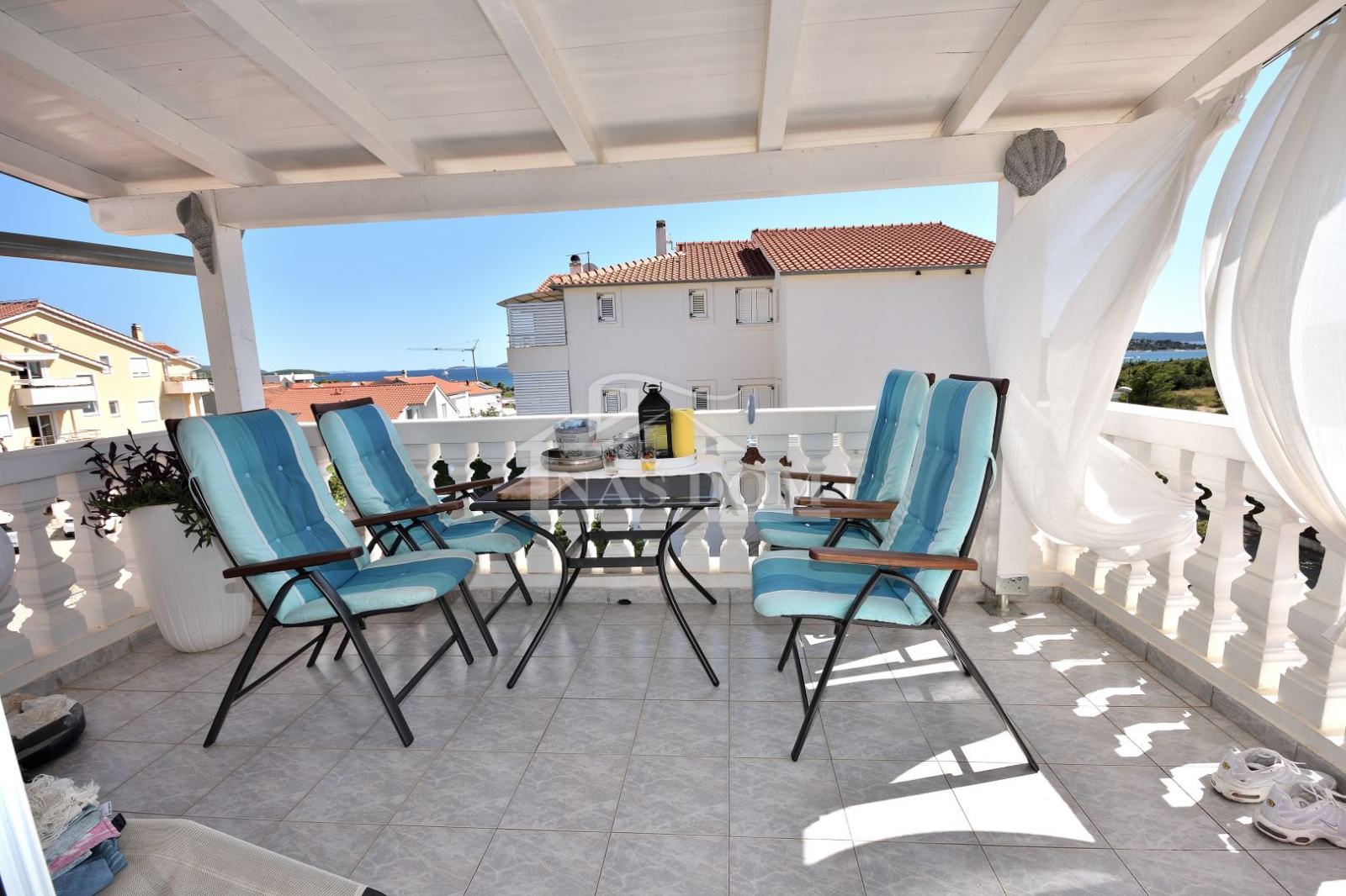 Vodice - Stan na katu, pogled na more (prodaja)