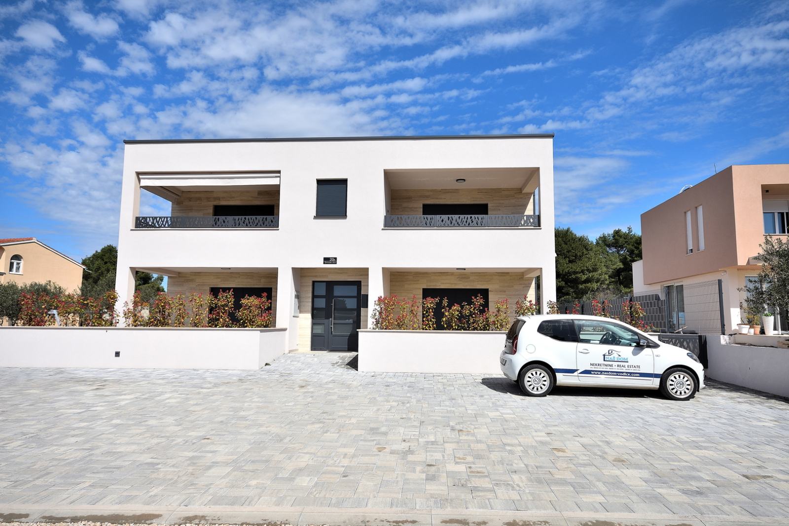 Vodice -*NOVOGRADNJA* stan na prvom katu na mirnoj lokaciji (prodaja)