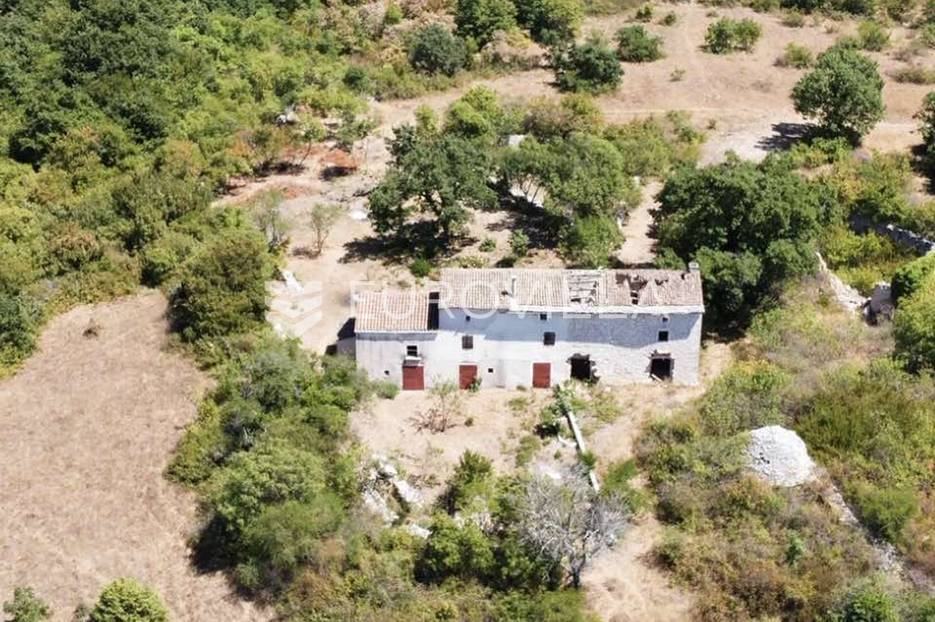 Vodnjan, velika stancija na osami od 6390 m2 (prodaja)