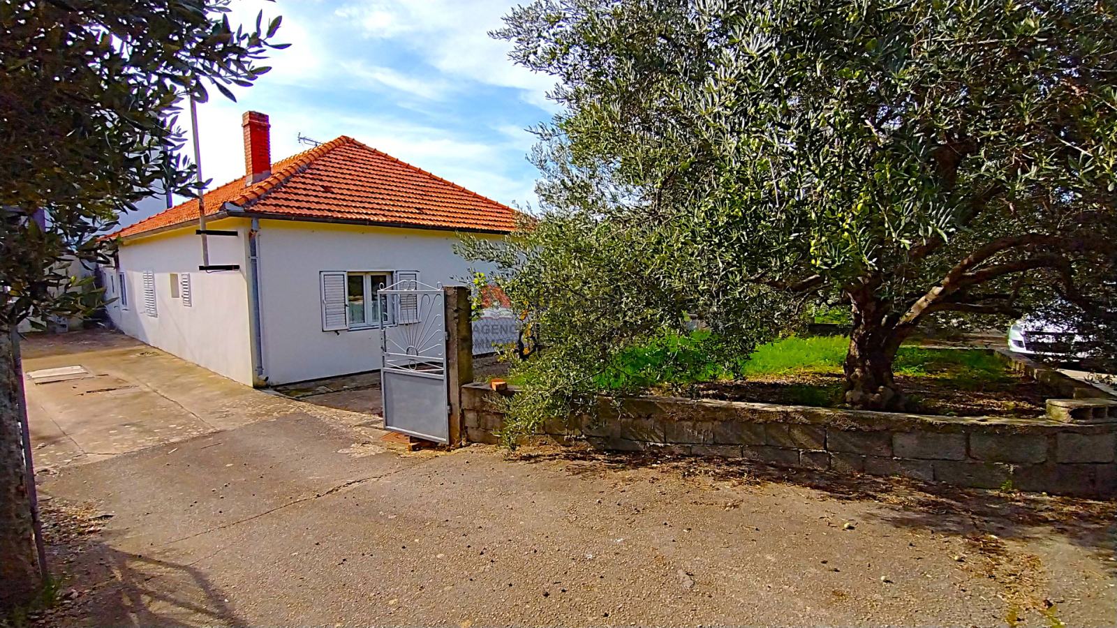 Zadar-BULEVAR, dvojna kuća-prizemnica s prostranom okućnicom (prodaja)