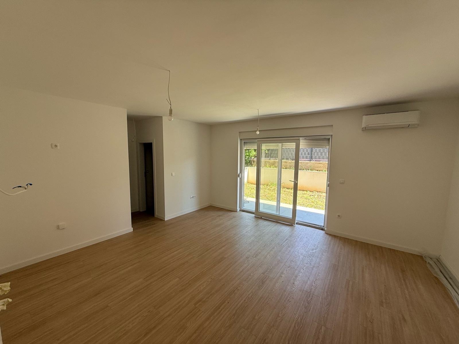 ZADAR - BULEVAR: DVOSOBAN STAN U PRIZEMLJU S VELIKIM VRTOM (prodaja)