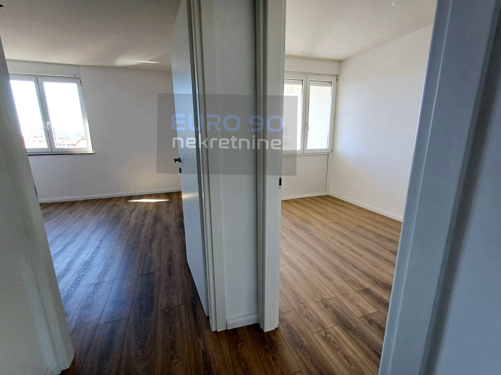 ZADAR/BULEVAR-KOMFORAN DVOSOBAN STAN 85 M2 , S LIFTOM, POGLED NA MORE ...