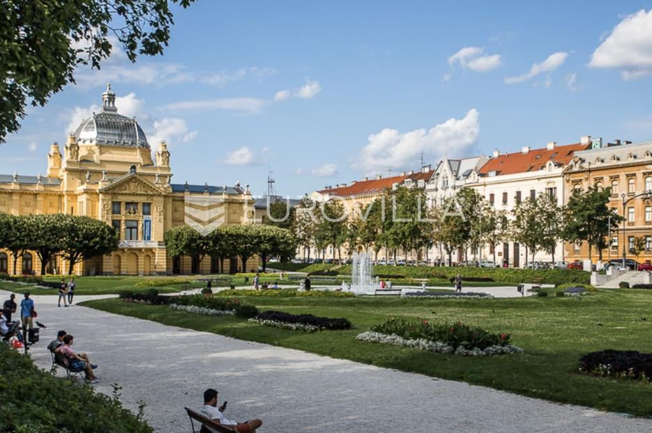 Zagreb, Centar, prostran četverosoban stan za adaptaciju, NKP 148 m2 ...