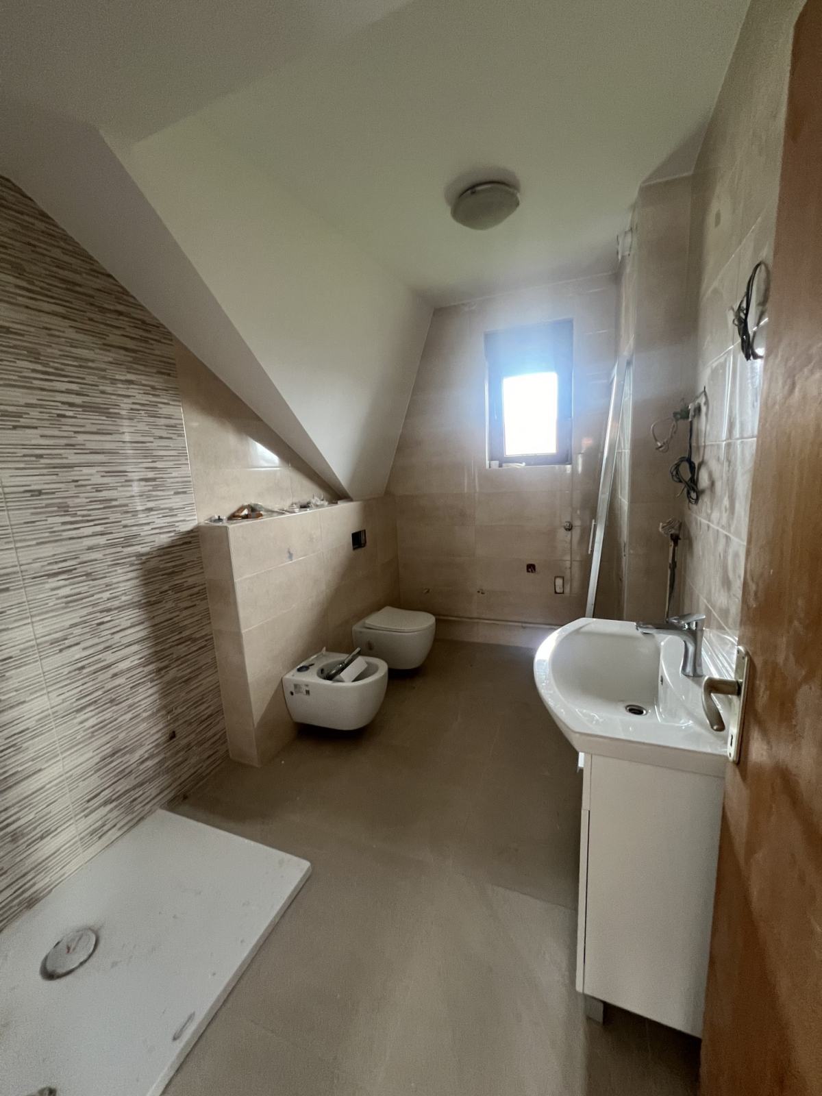 Zagreb - Ivanja Reka: Novouređeni stan u kući 83 m2 (prodaja)