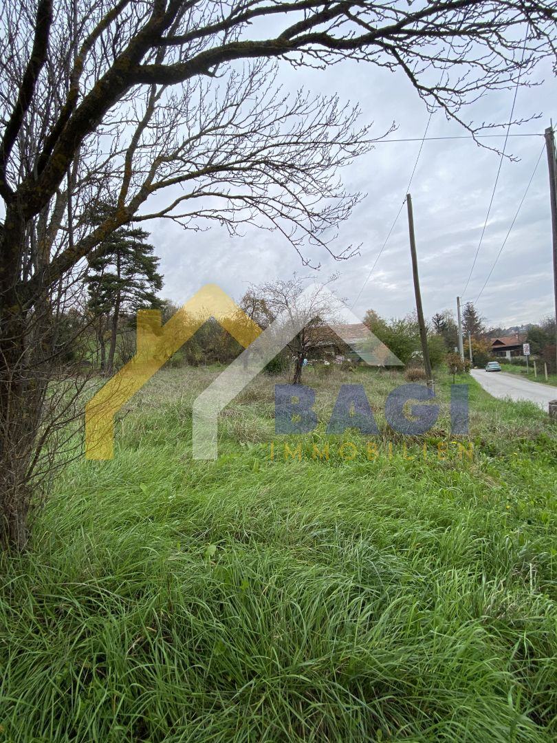 Zagreb - Mikulići ( Lubenjaki ) ugaono građevinsko zemljište 1.052m2