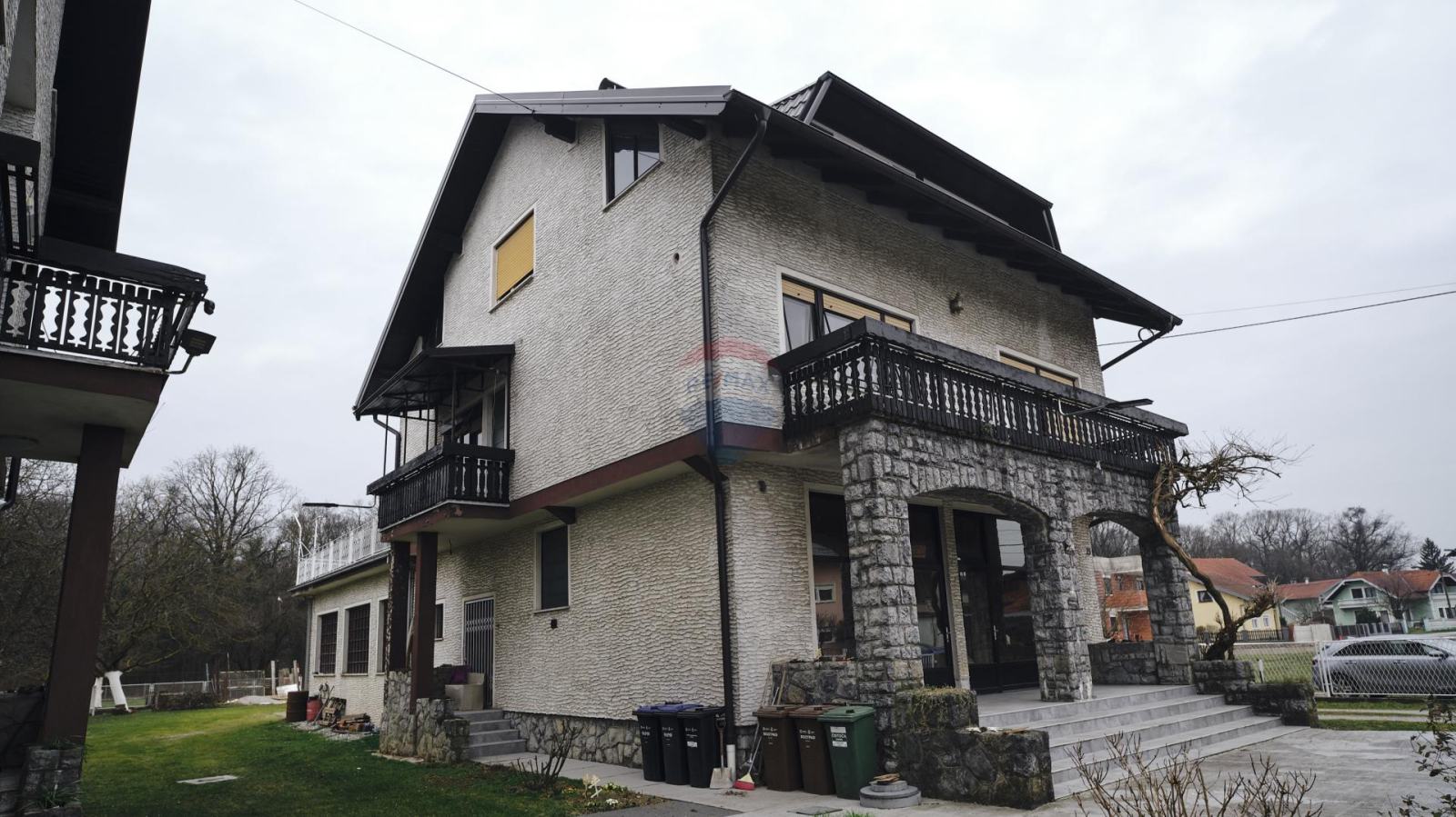 Zagreb, Sesvete - Kuća od 320 m2 s gradilištem od 900 m2 (prodaja)