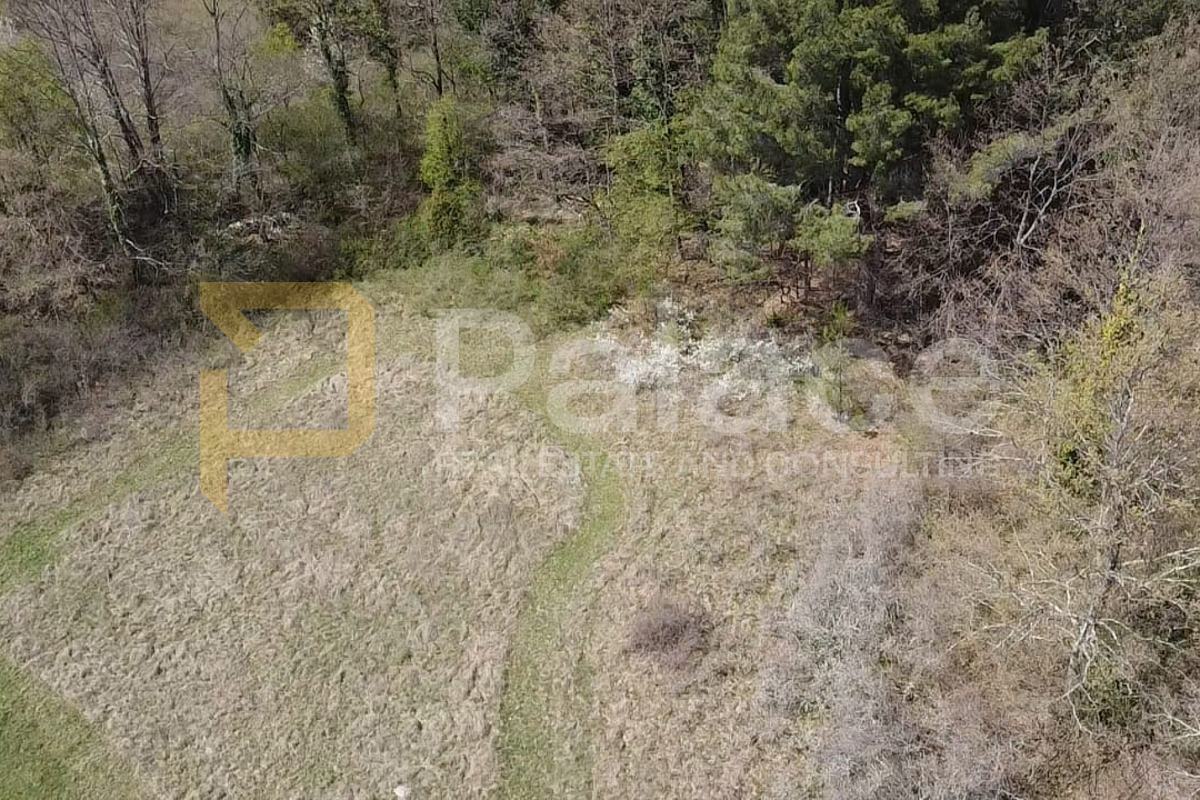 Zemljište 4.290 m² s građevinskom zonom i privatnošću – Rojnići