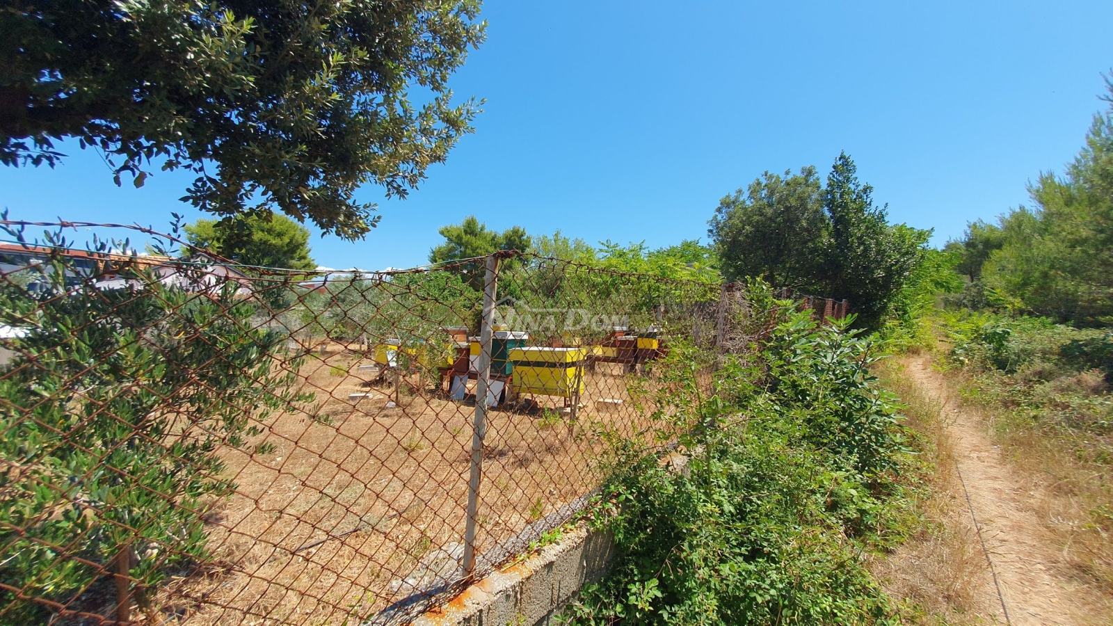 Zemljište van zone gradnje s legaliziranim objektima.