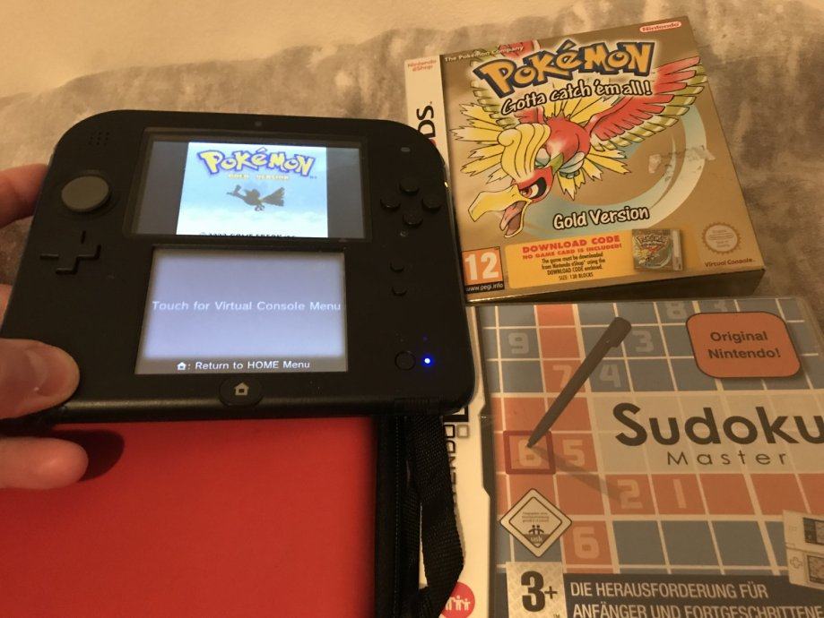 Nintendo 2ds + r4 gold kartica + 4 igre
