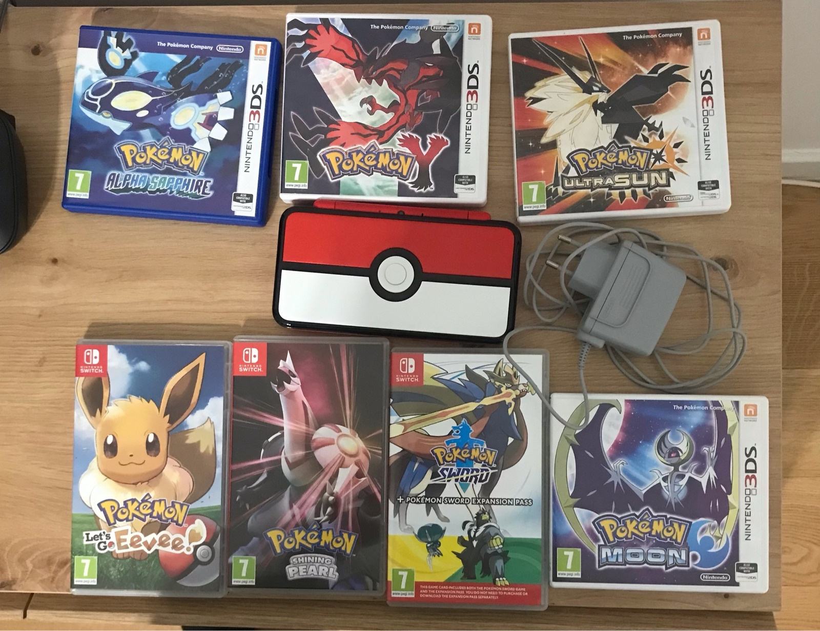 Nintendo 2DS XL Pokeball + Pokemon igre za Nintendo 2DS/3DS i Switch
