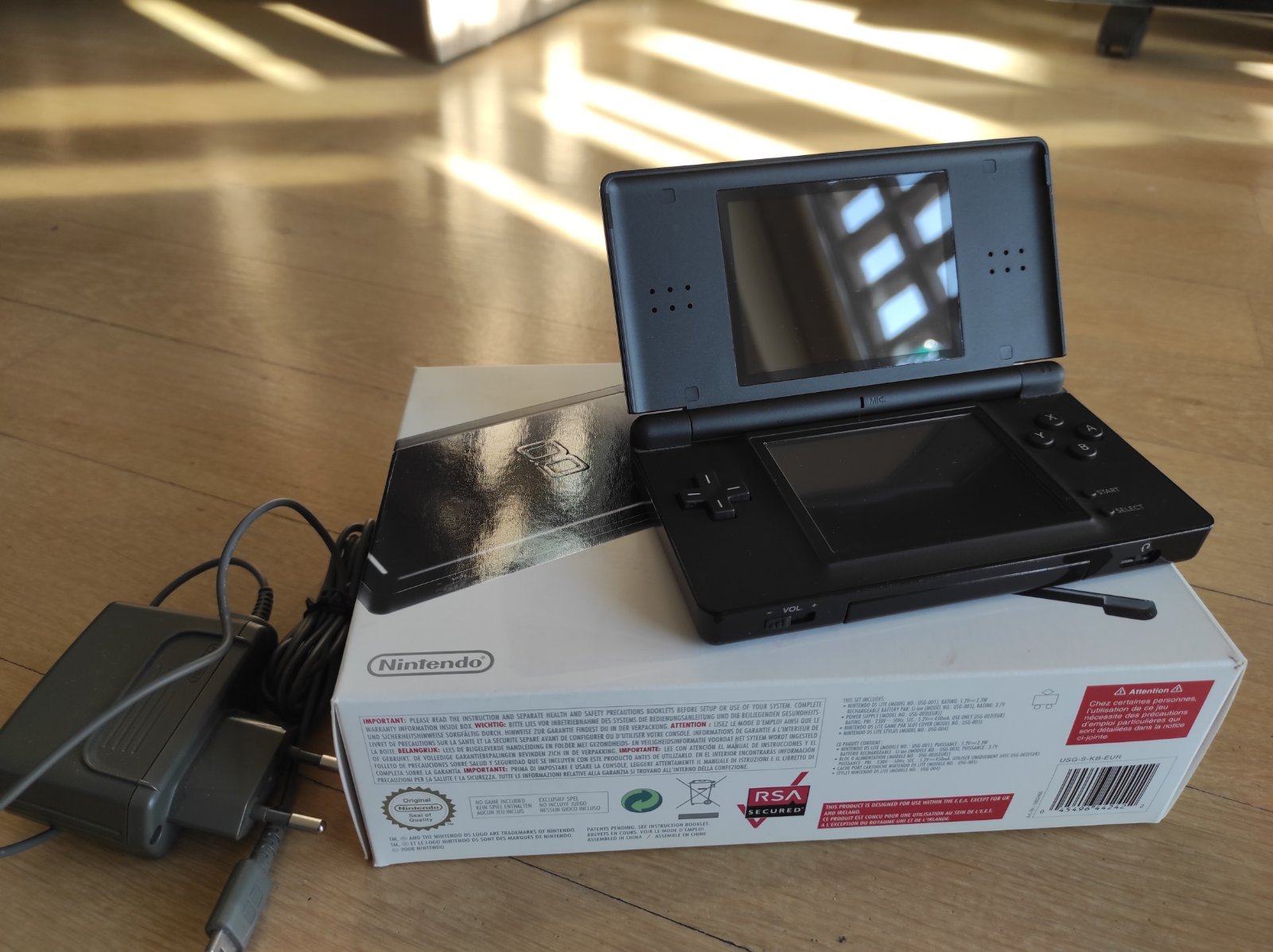 Nintendo DS Lite, sa kompletiranom kolekcijom svih igara na SD kartici