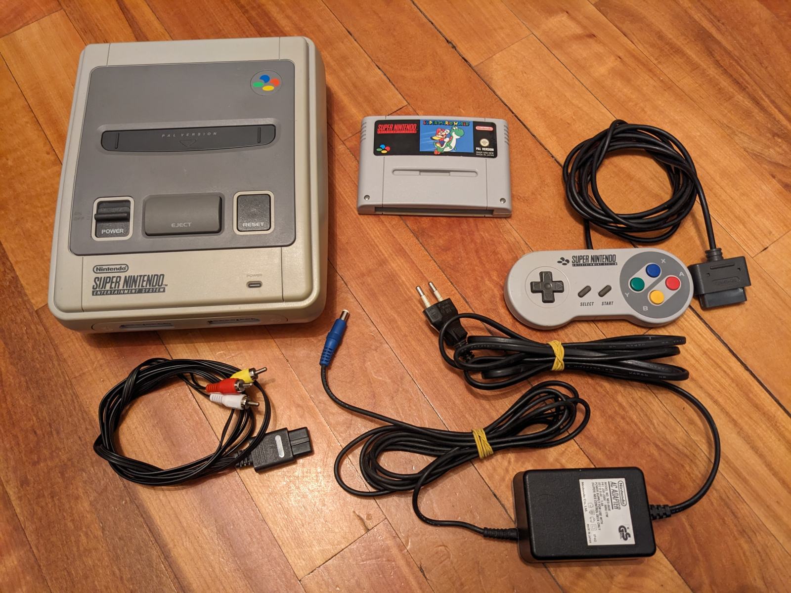 Super Nintendo konzola, joystick i igra