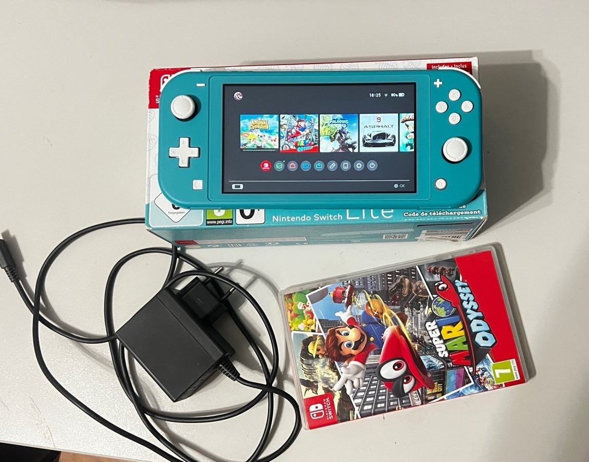 Nintendo Switch Lite Cyan + Animal Crossing (digital) + Mario Oddisey