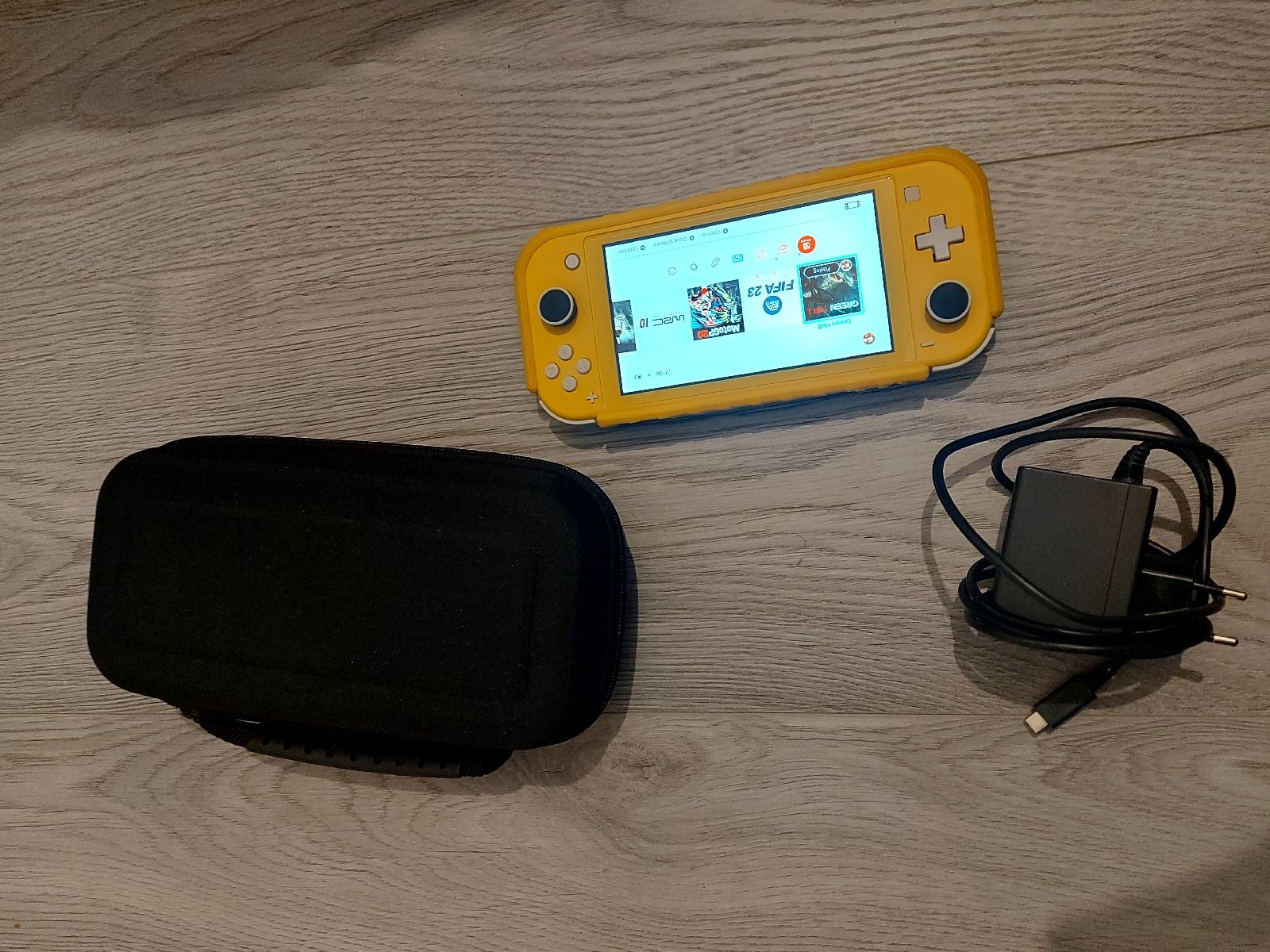 Nintendo Switch Lite + oprema,hitno