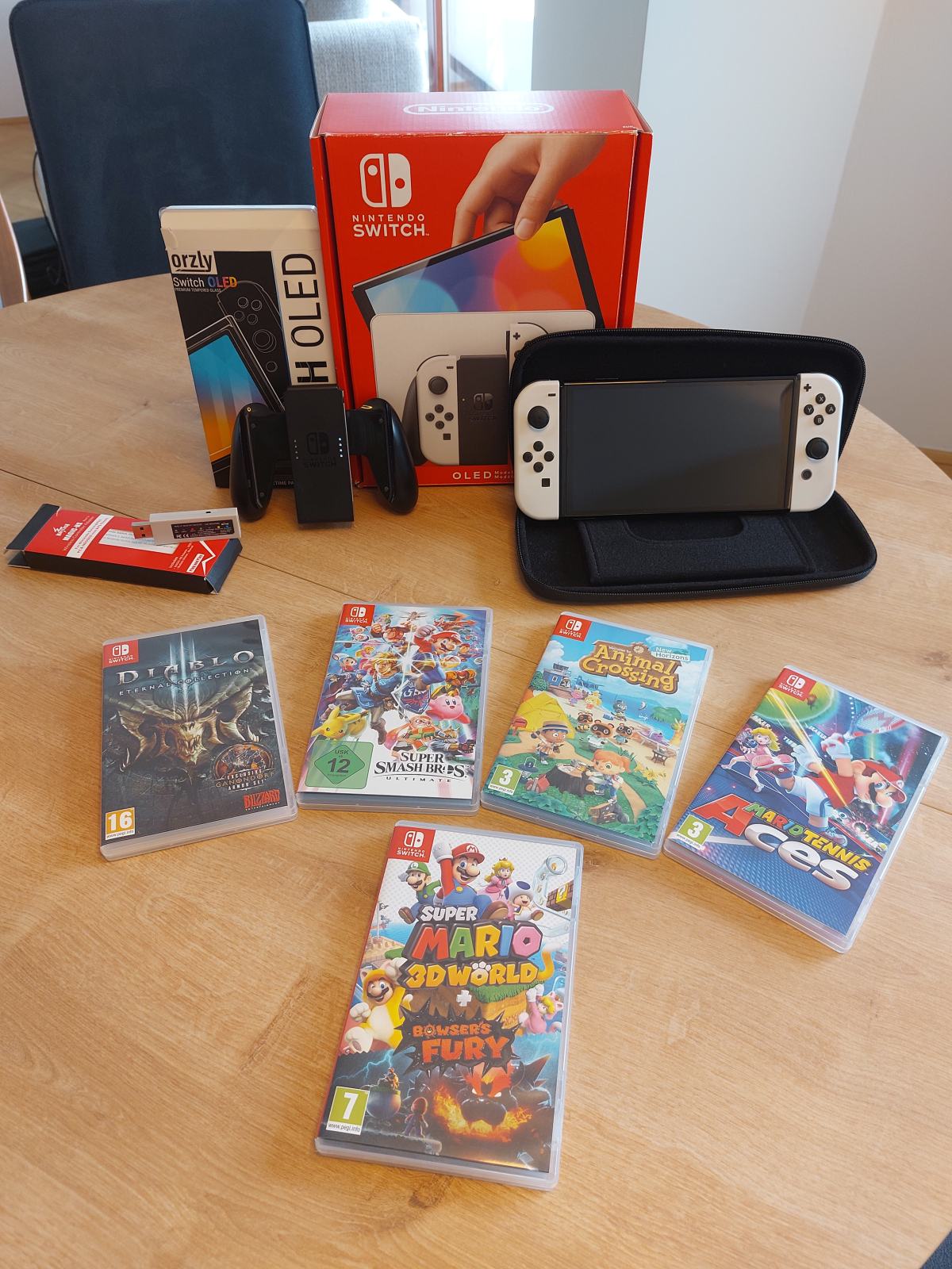 Nintendo Switch OLED bijeli u besprijekornom stanju + oprema i igre