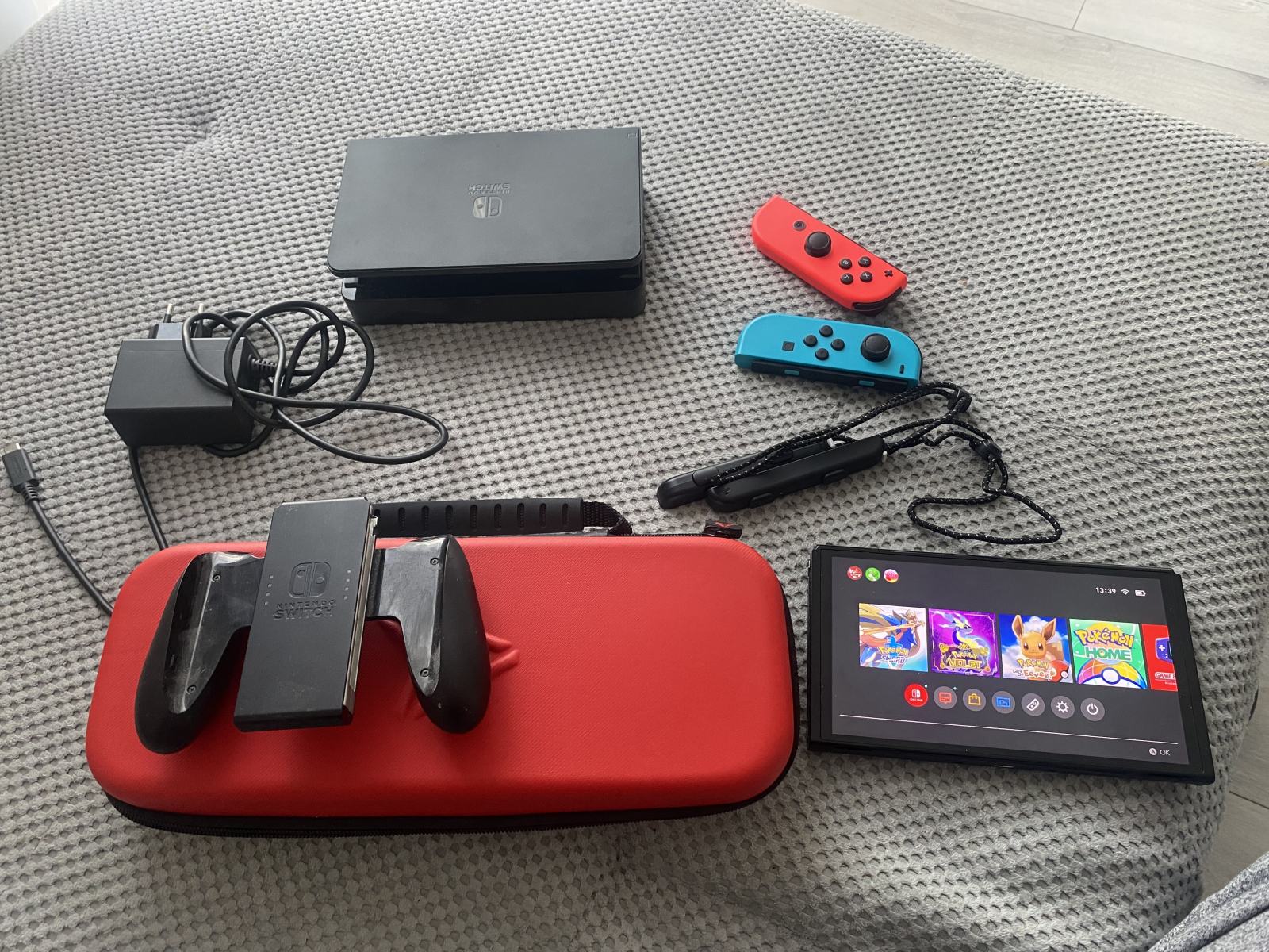 Nintendo Switch OLED + futrola + 6 igrica i dodatna oprema