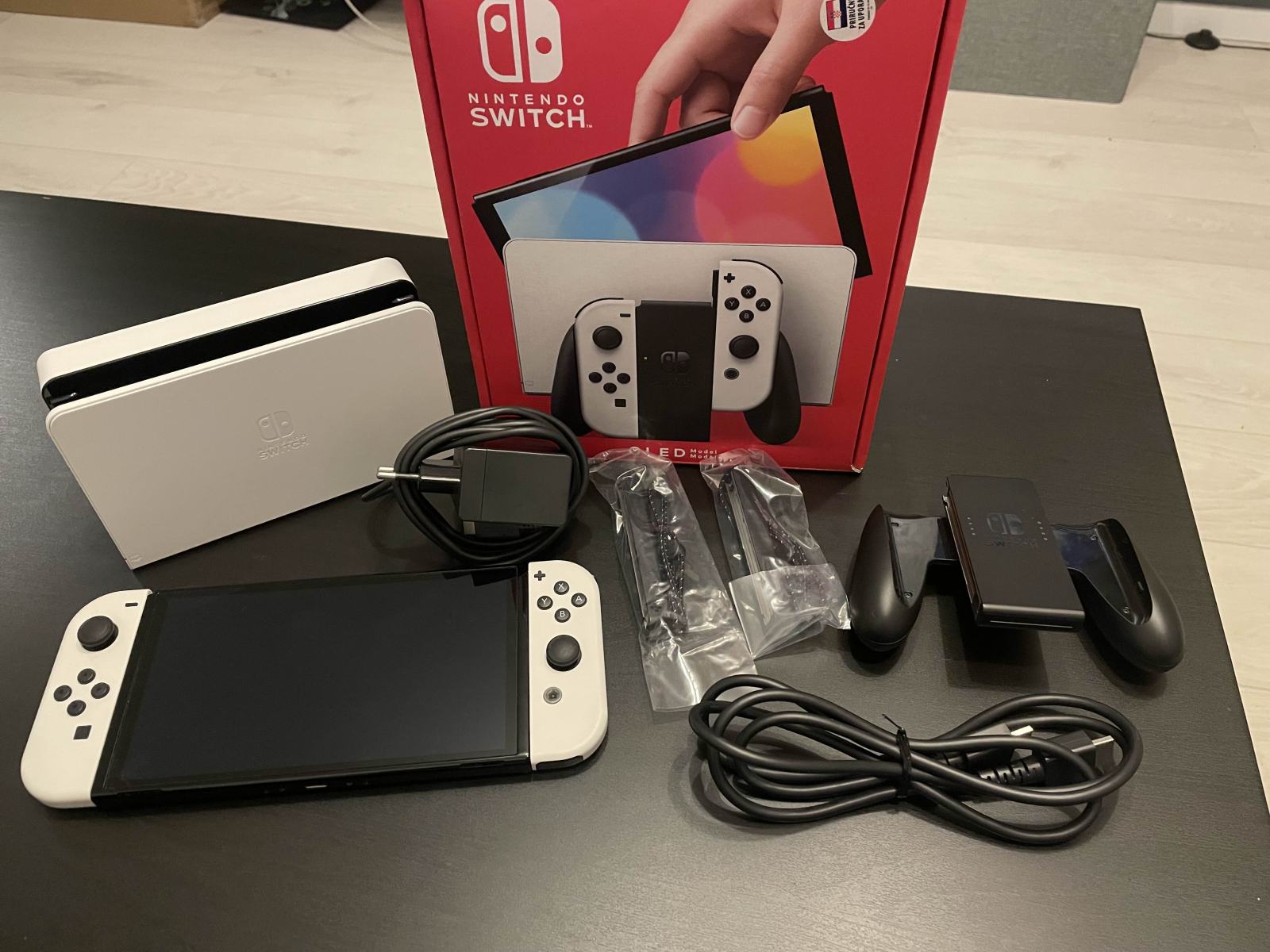 Nintendo Switch OLED White konzola + orginal kutija i oprema + 7 igara