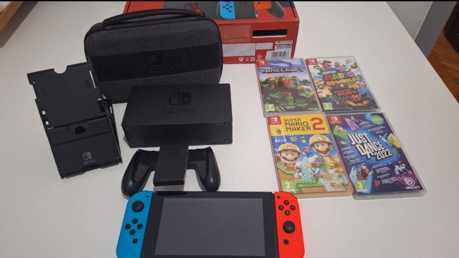 Nintendo switch V2 + 4 igrice + stalak + torba