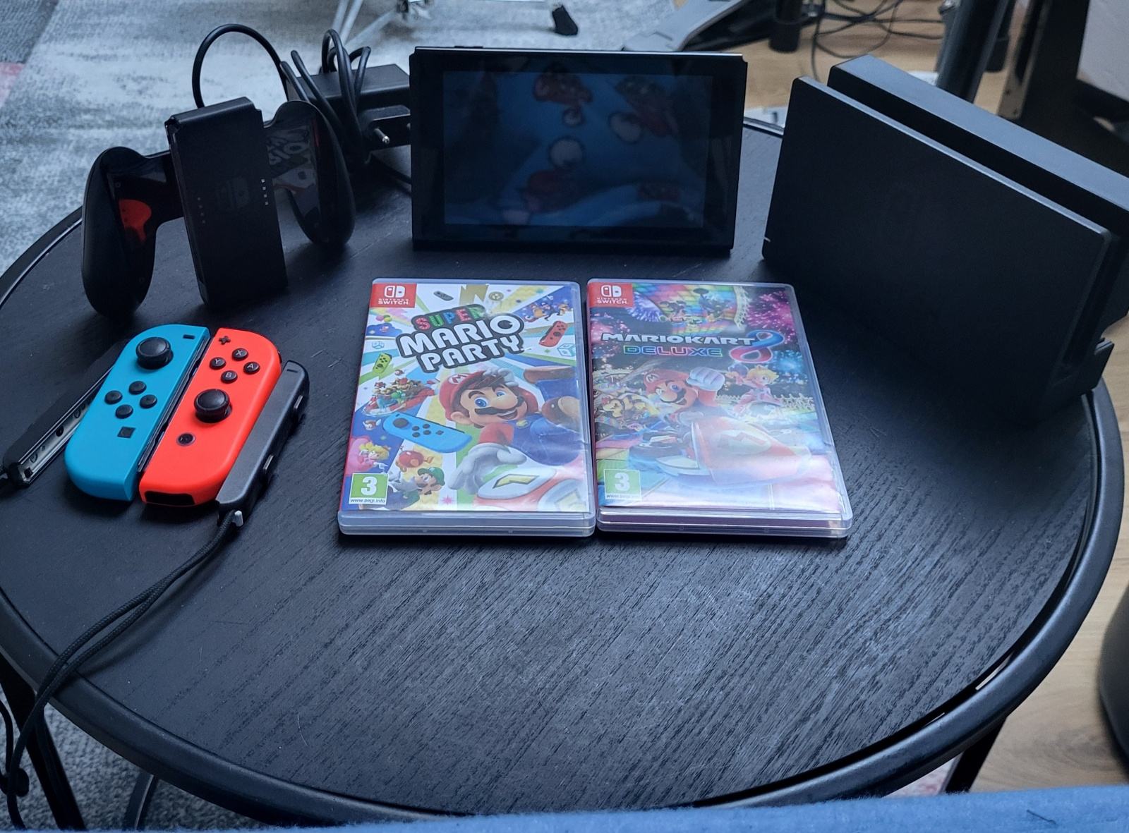 Nintrndo switch + 2 igrice super Mario