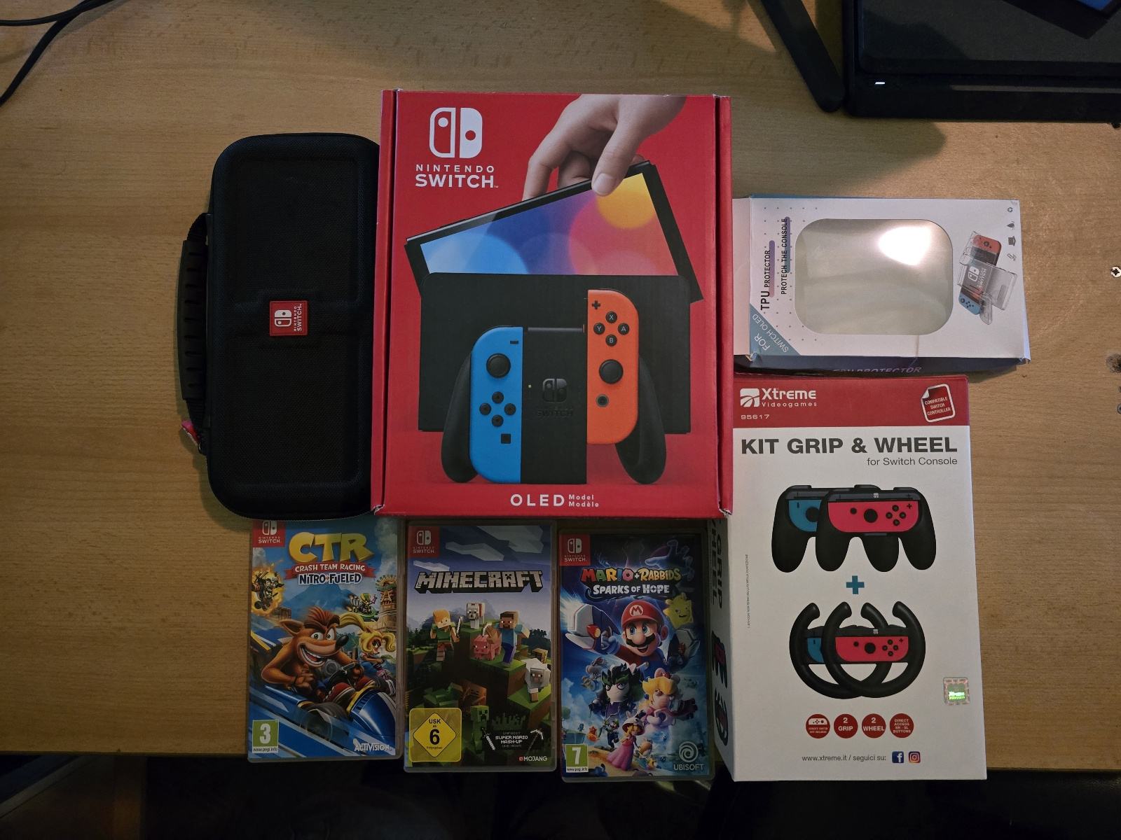 Nitendo switch OLED *3 igre*pretplata*memorijska 2TB*dodatna oprema*