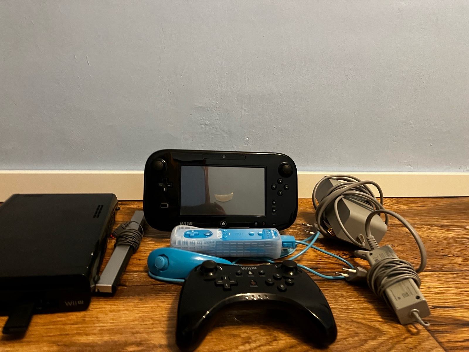 Wii U modificirani + Pro Controller i Wiimote
