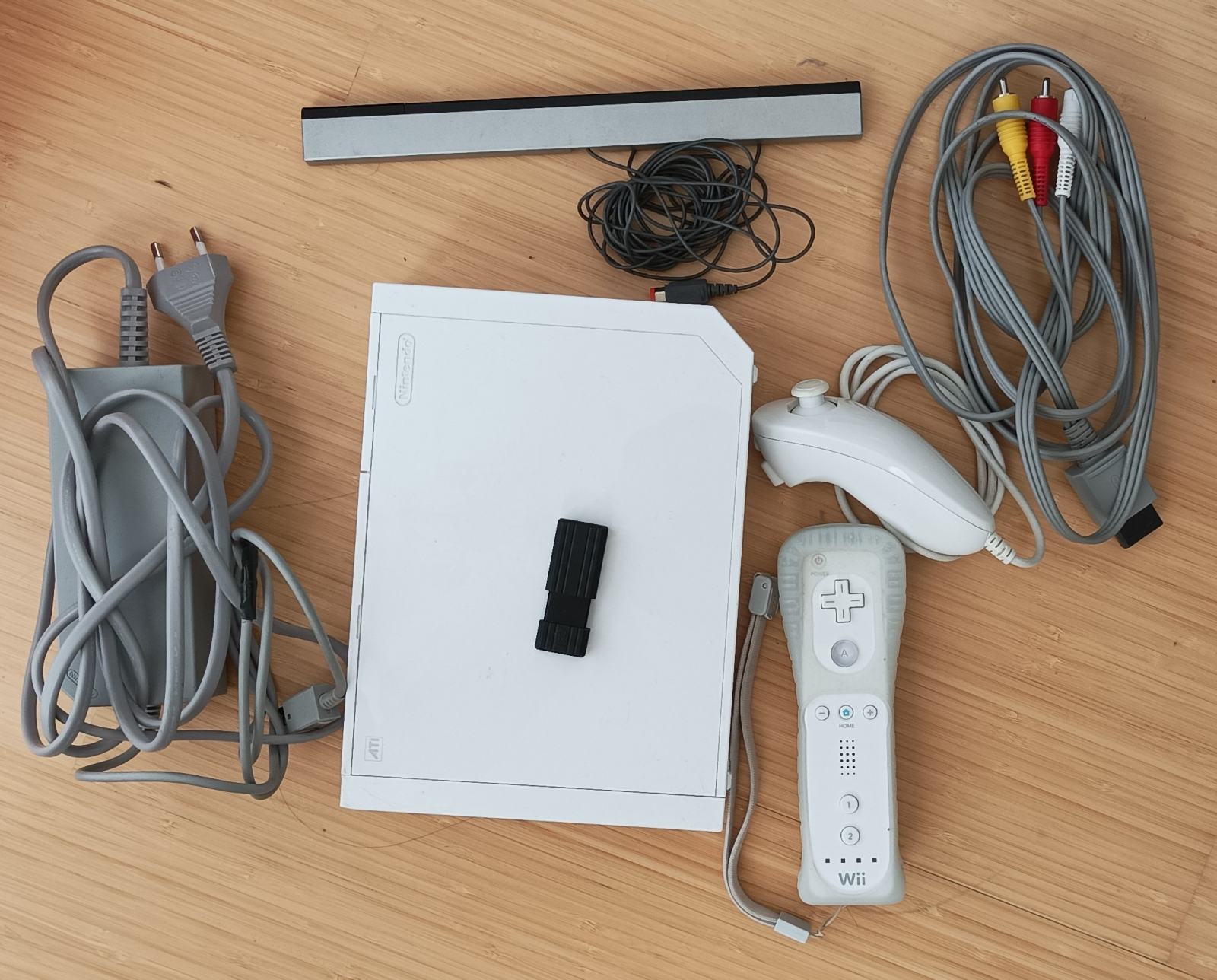Nintendo Wii + 64 Gb USB stick sa 20 igrara, originalni kontroler