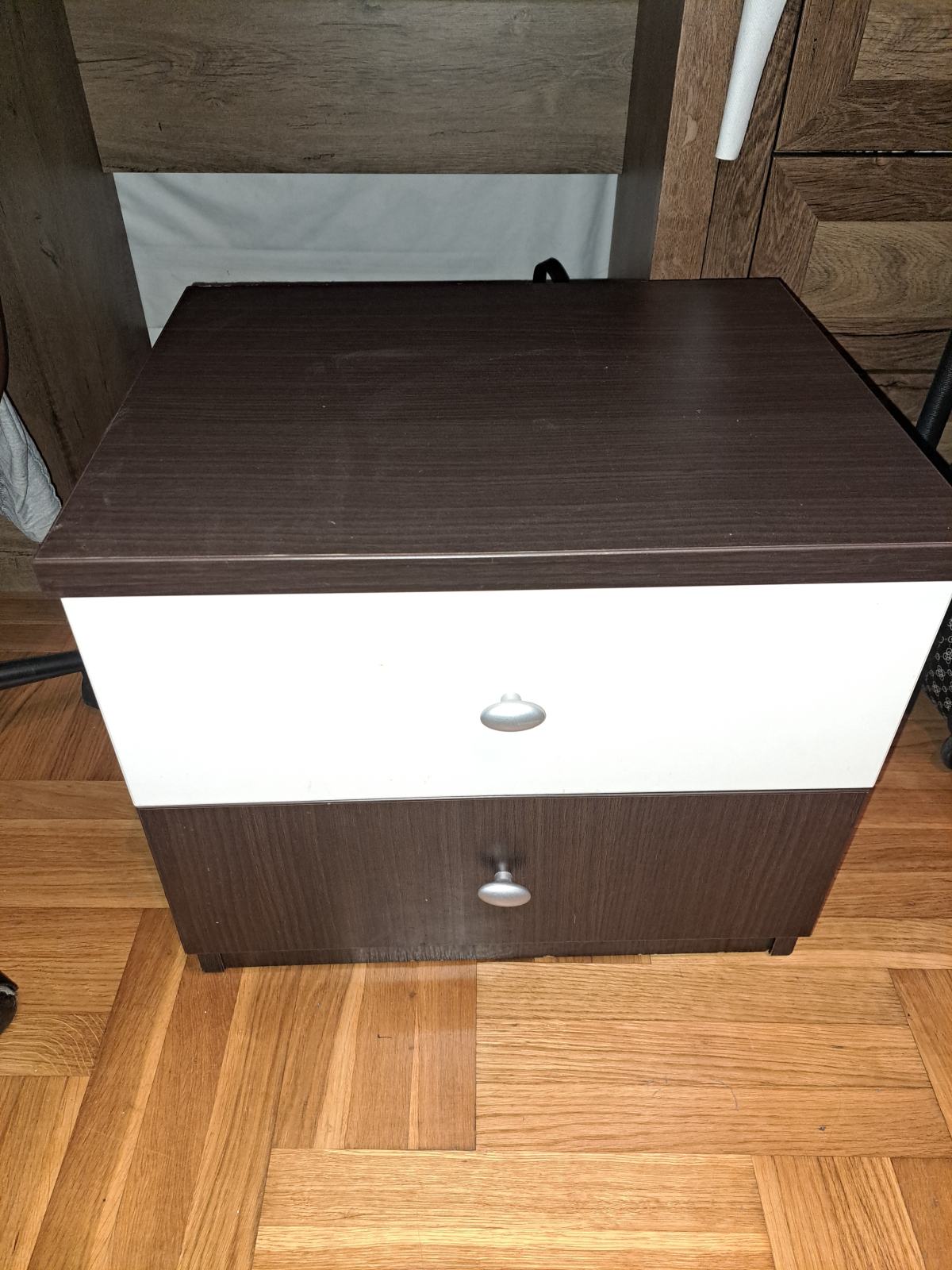 Drveni noćni ormarić