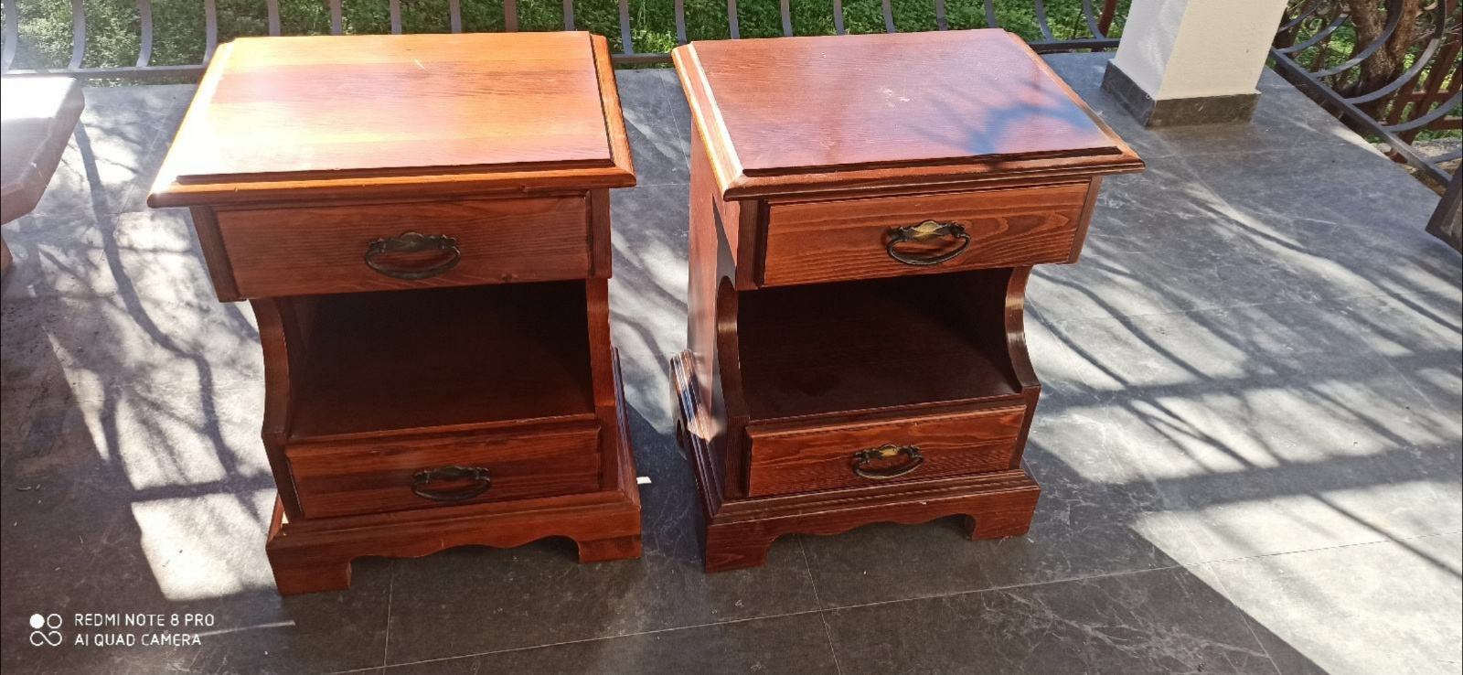 dva starinska noćna ormarića