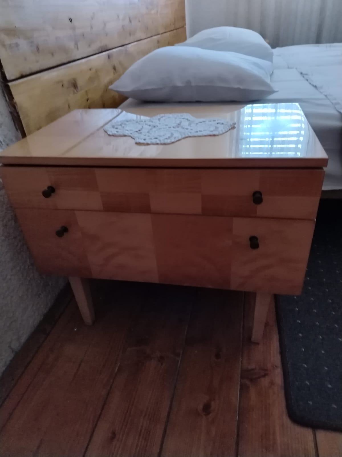 Noćni ormarić i psiha