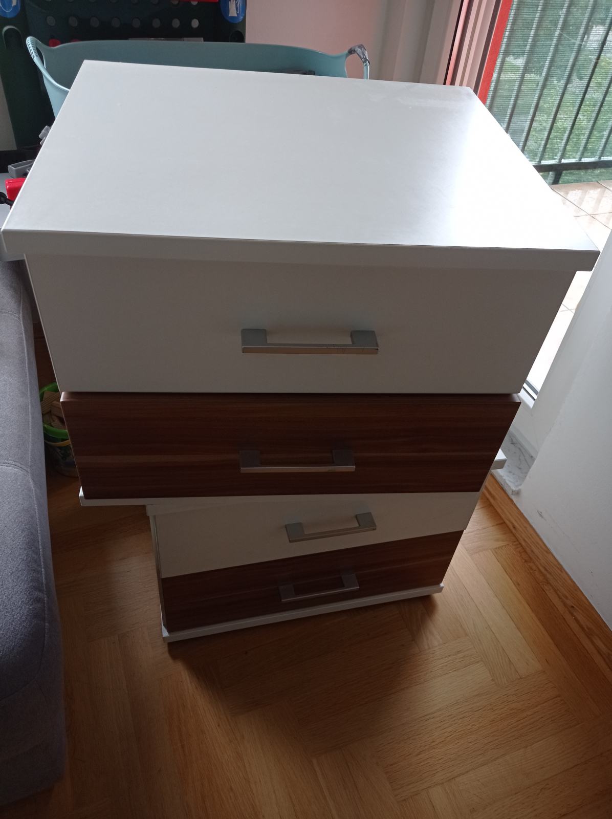 Poklanjam 2x noćni ormarić 52x43