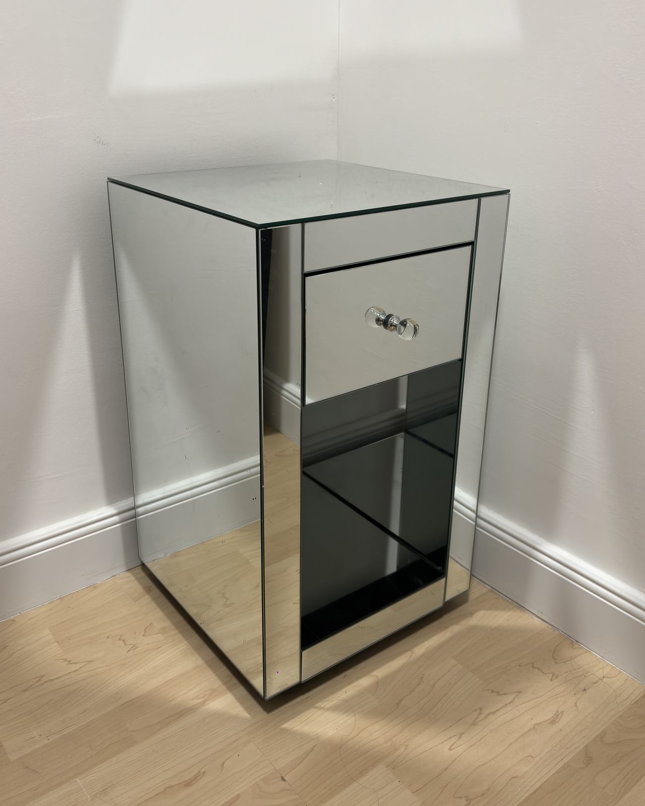 Stakleni nocni ormaric