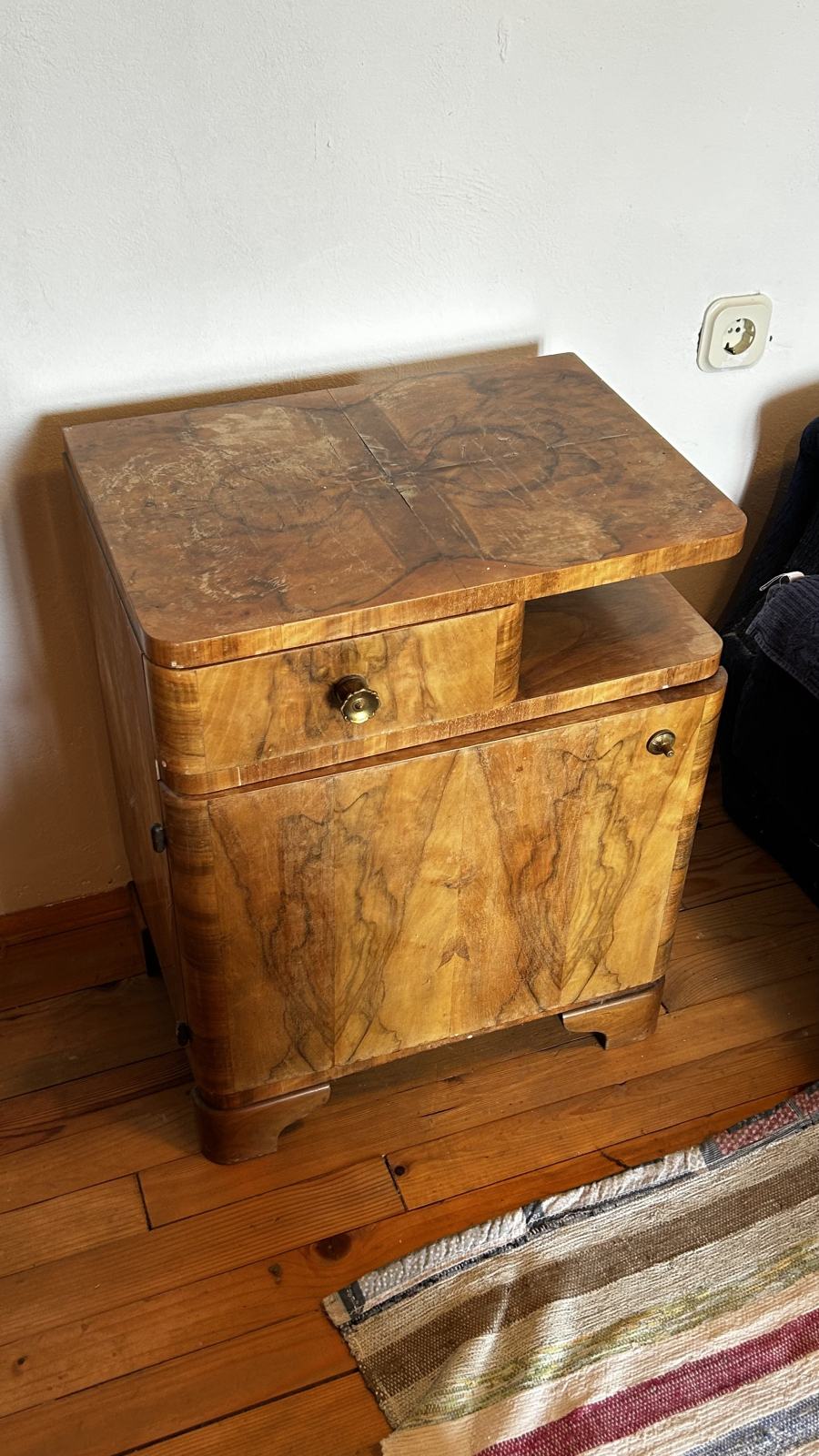 Starinski drveni noćni ormarić