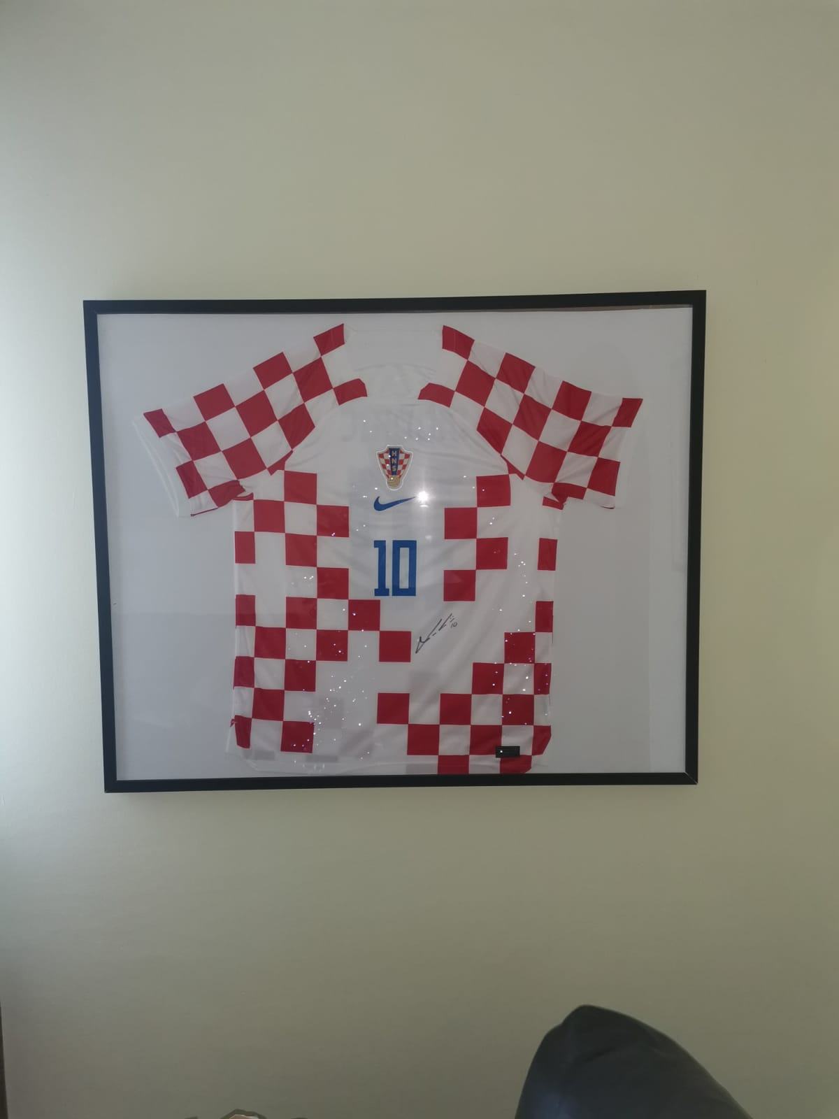 Potpisan dres Luke Modrića