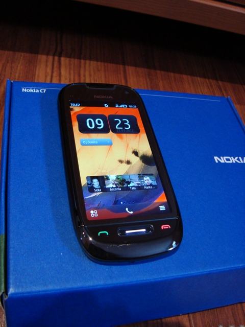 Nokia c7 (tele2),kao nova, još 18mj GARANCIJA!