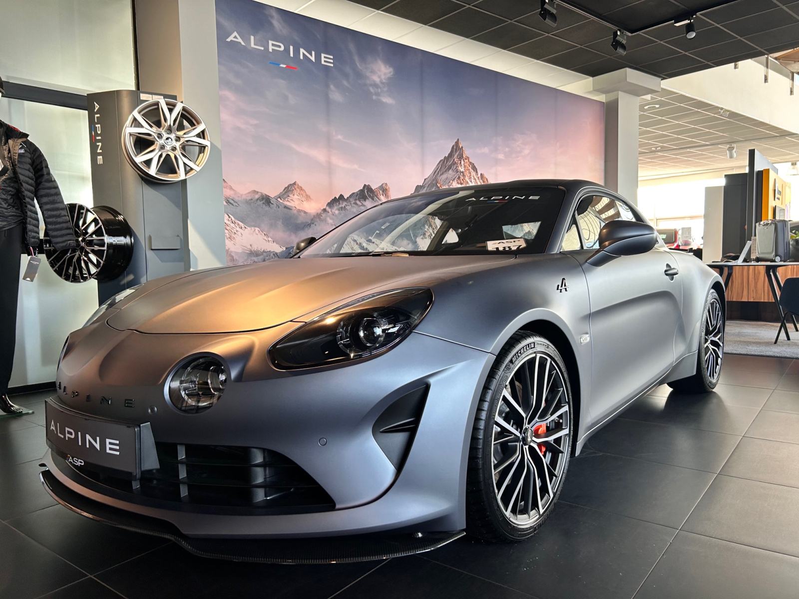 Alpine A110 Tce 300 S + Aero Pack automatik, 2024 god.