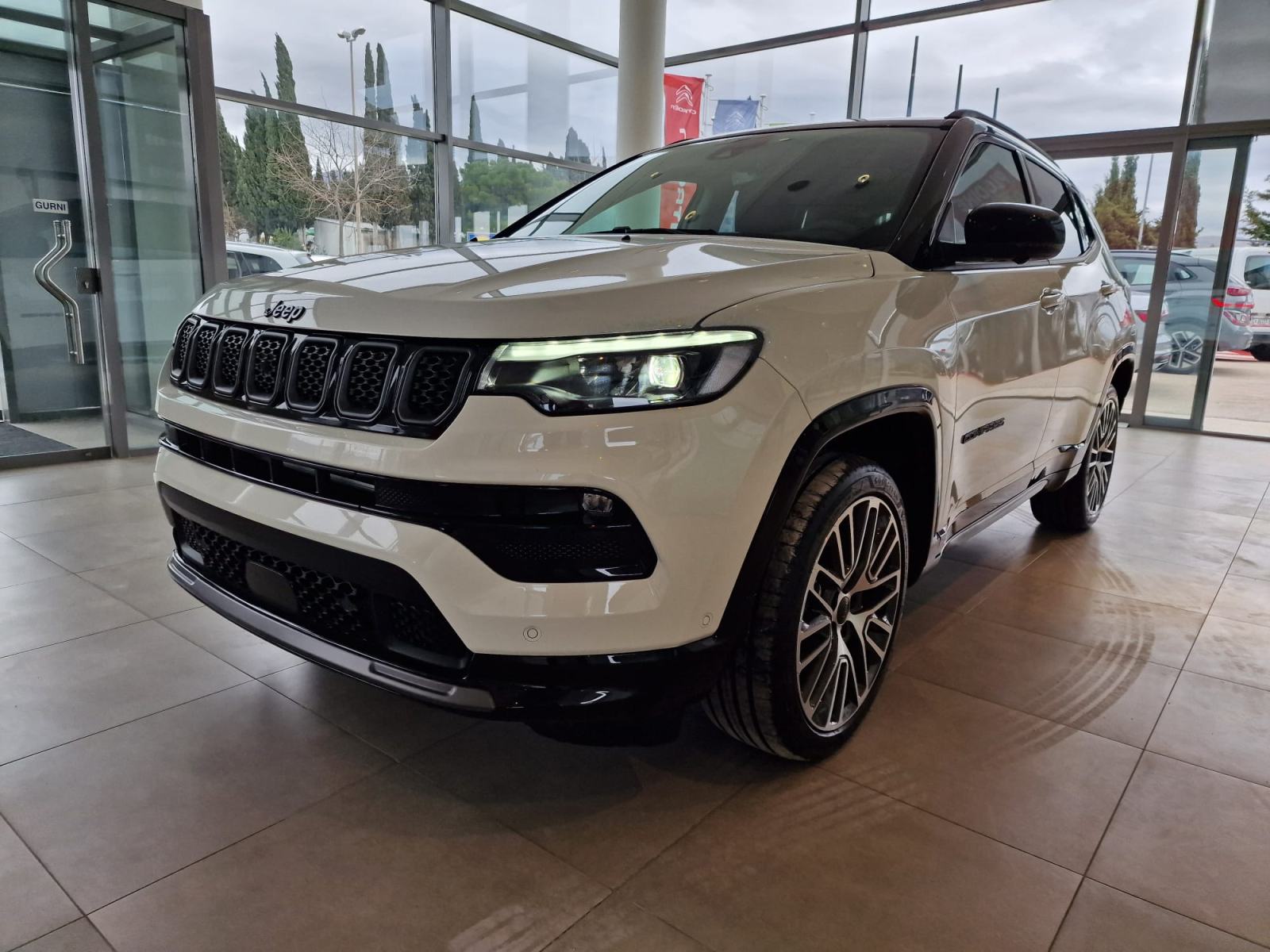 Jeep Compass 1.5 e-Hybrid Summit automatik, 2024 god.