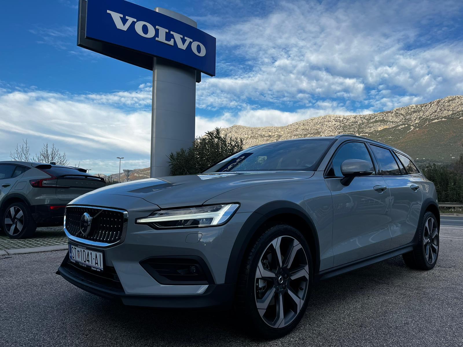 Volvo V60 CC B4(D) A AWD Advanced Bright, 2023 god.