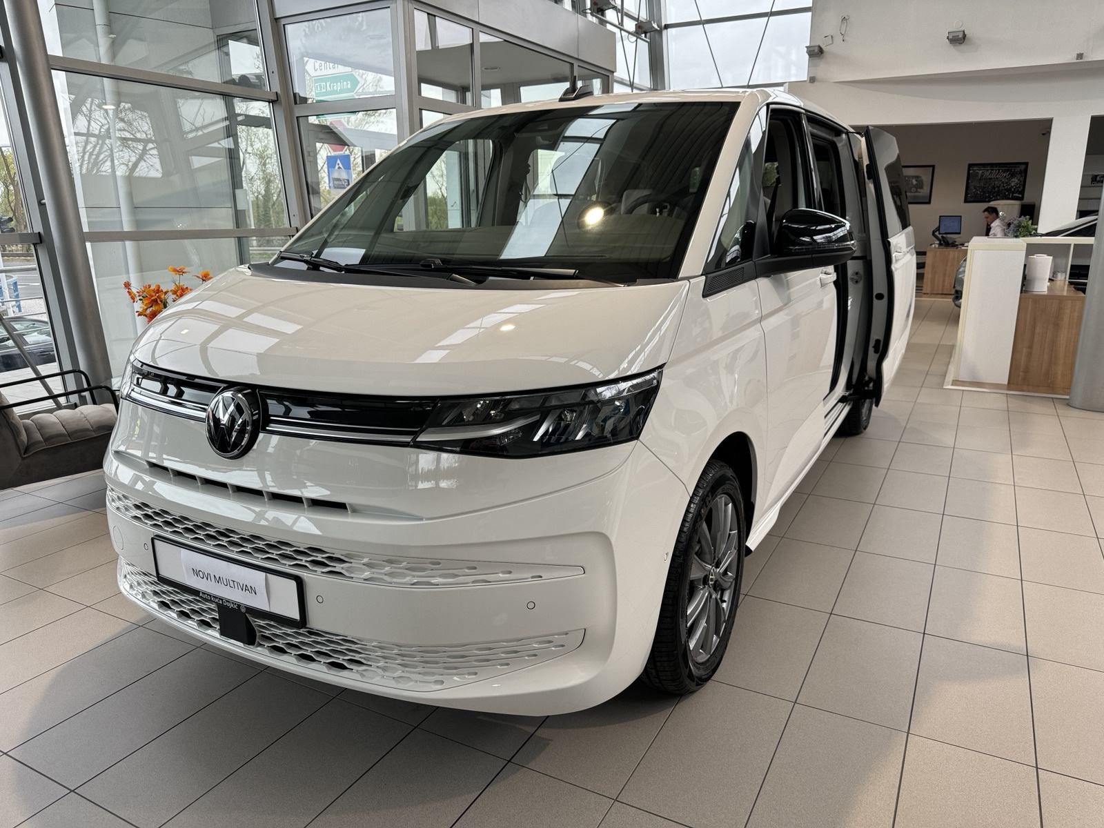 VW Multivan L2 2,0 TDI DSG 4Life, 2024 god.